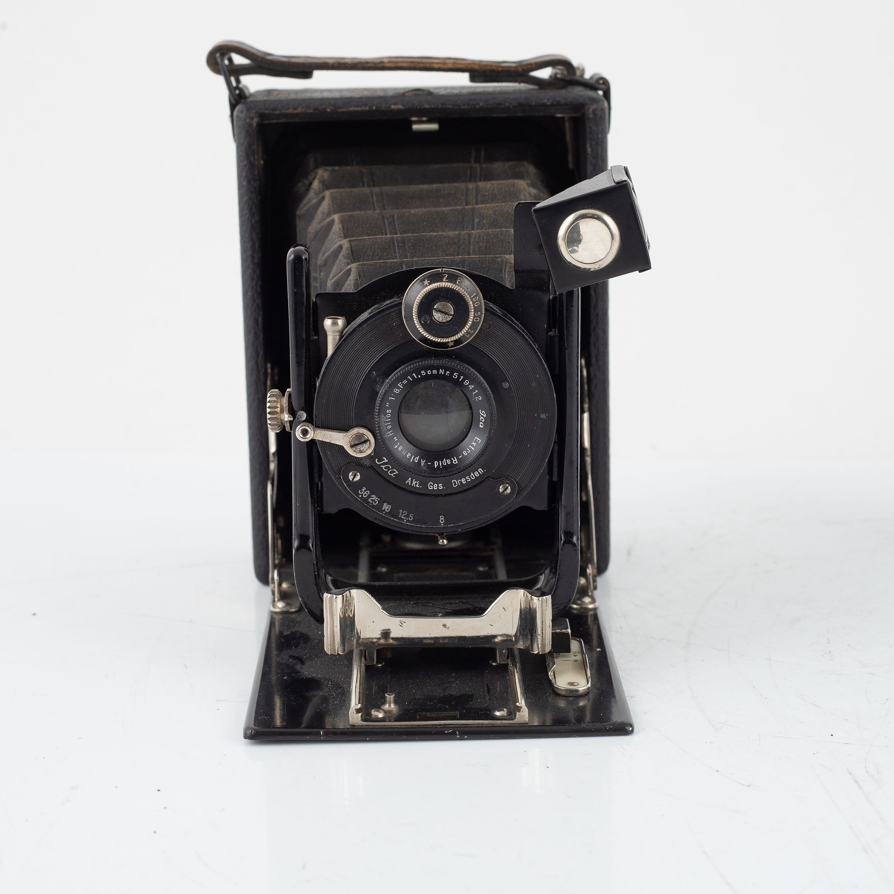A pair of 1930s cameras, one Kodak Folding Brownie Six-20 and an Ica ...