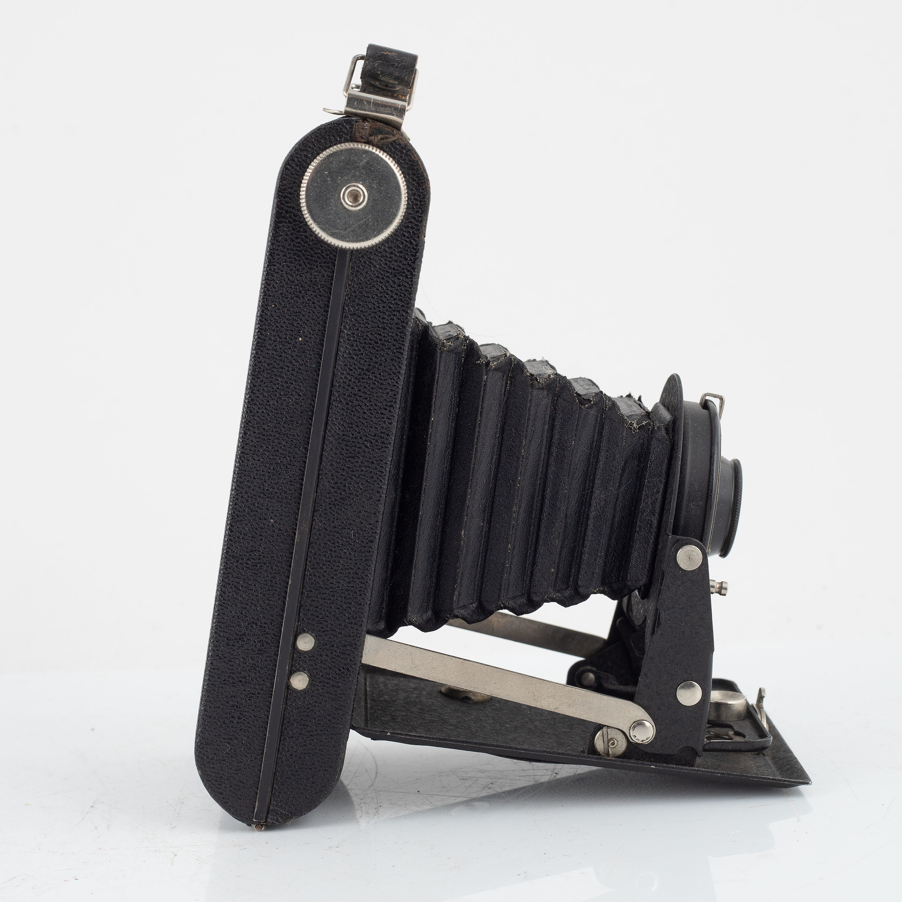 A pair of 1930s cameras, one Kodak Folding Brownie Six-20 and an Ica ...