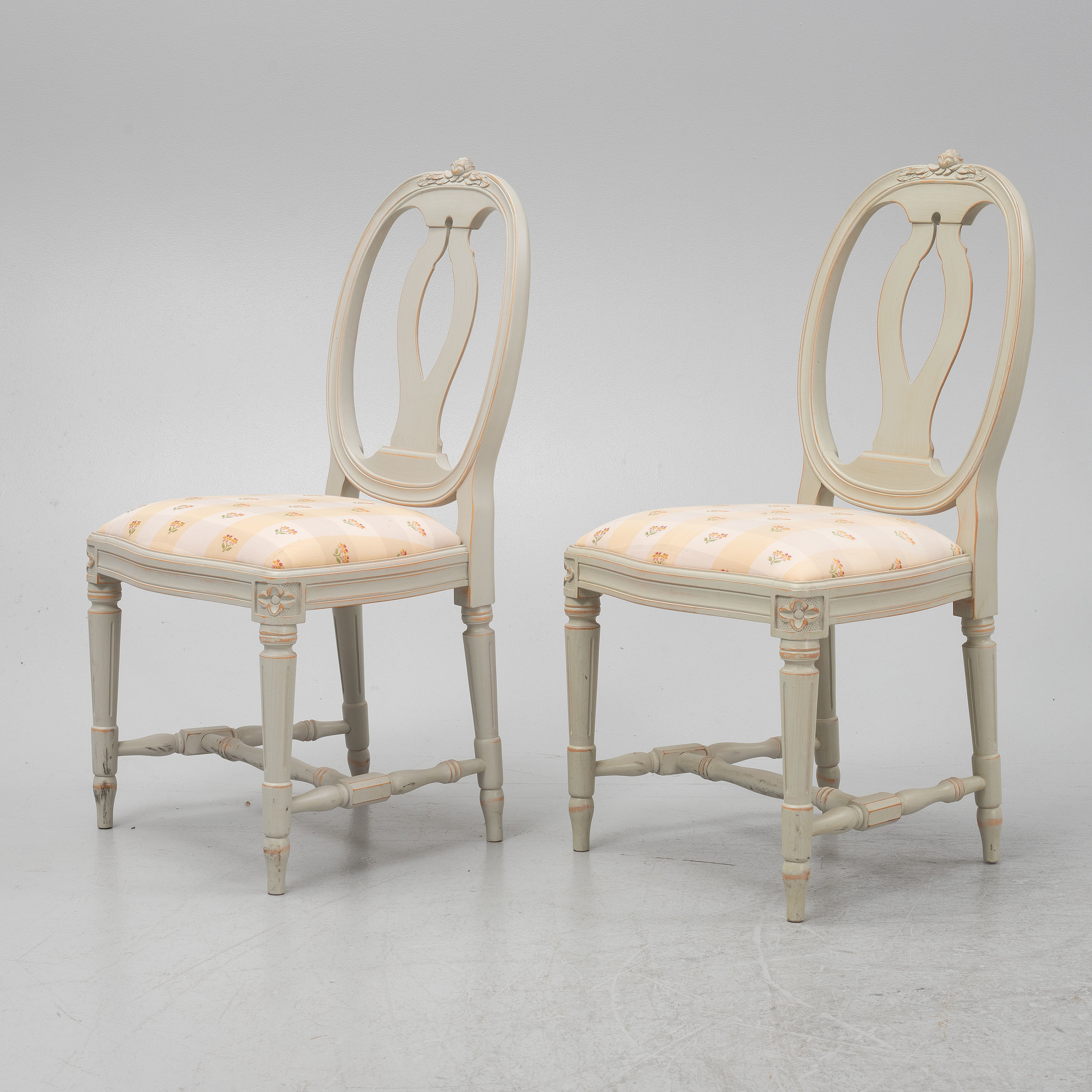A Gustavian style dining table with 18 chairs. - Bukowskis
