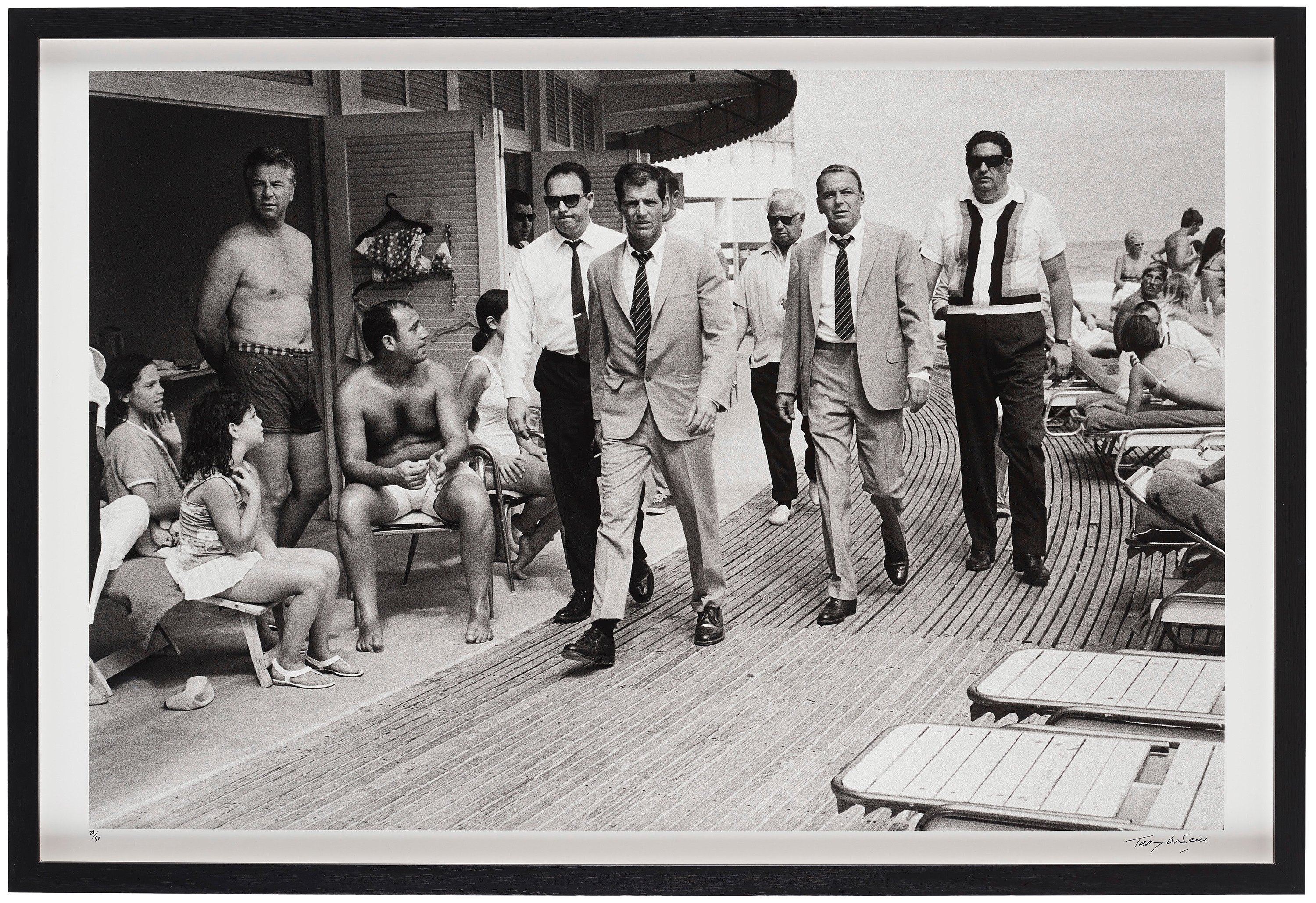 Terry O'Neill, 'Frank Sinatra, Miami Beach, 1968'. - Bukowskis