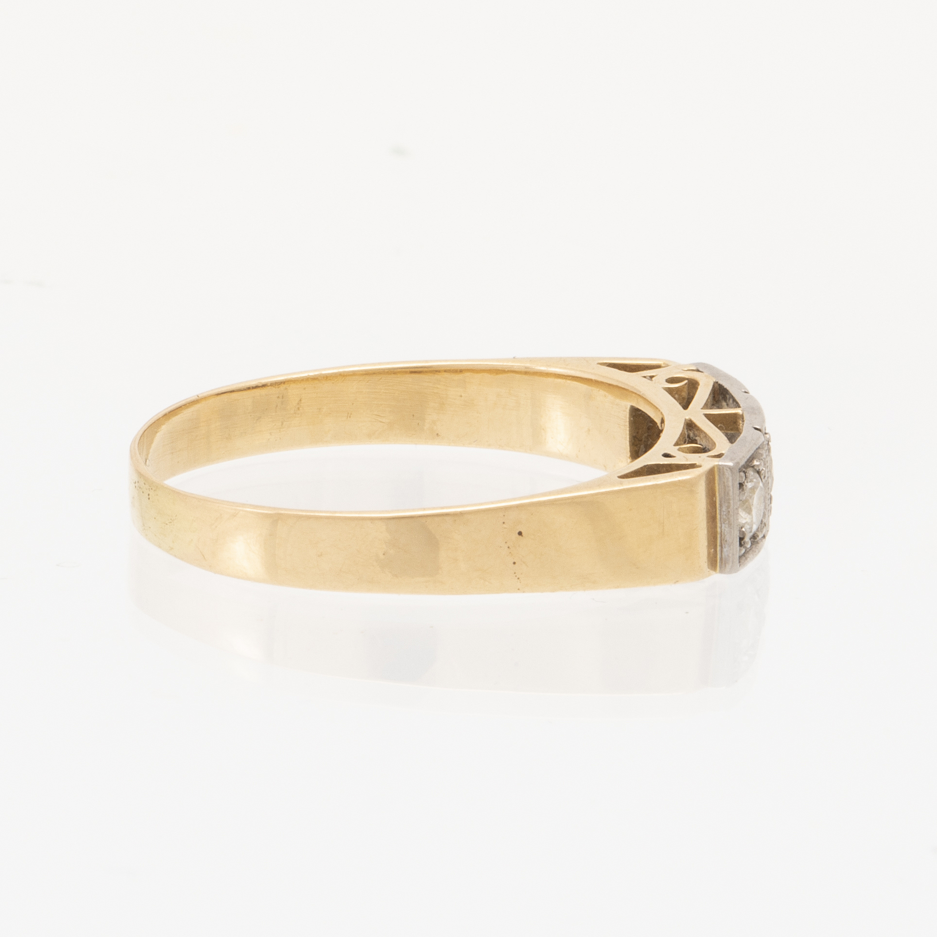 An 18K white and red gold ring set with round brilliant-cut diamonds ...