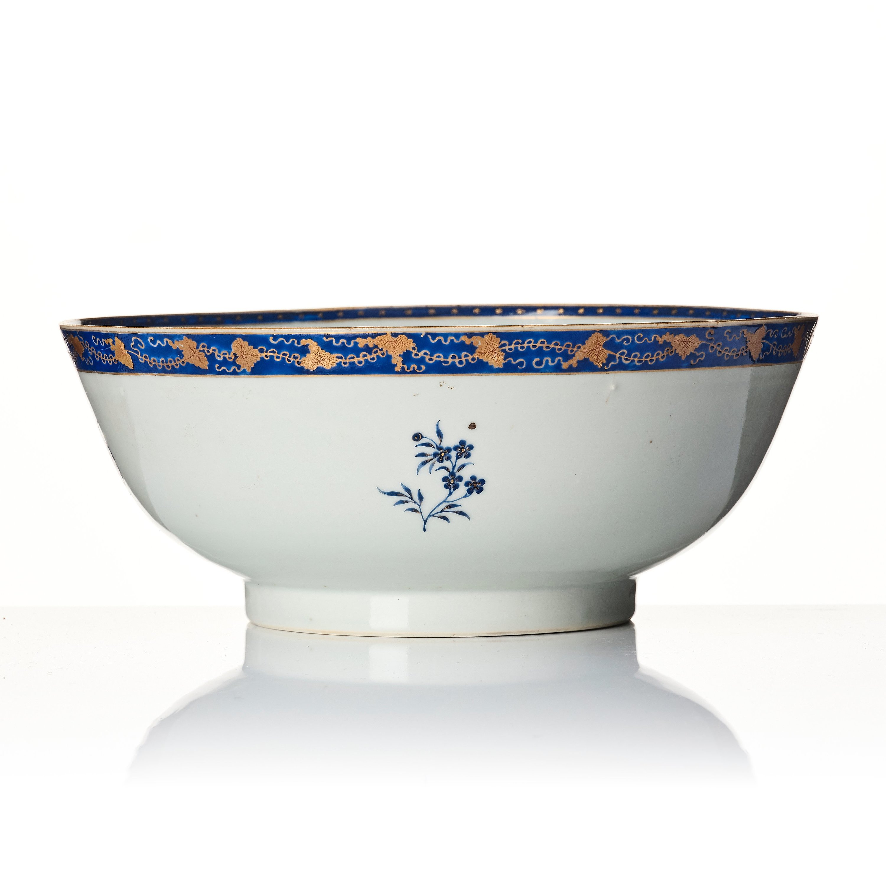A Chinese Export punch bowl, Qing dynasty, Jiaqing (1796-1820). - Bukowskis