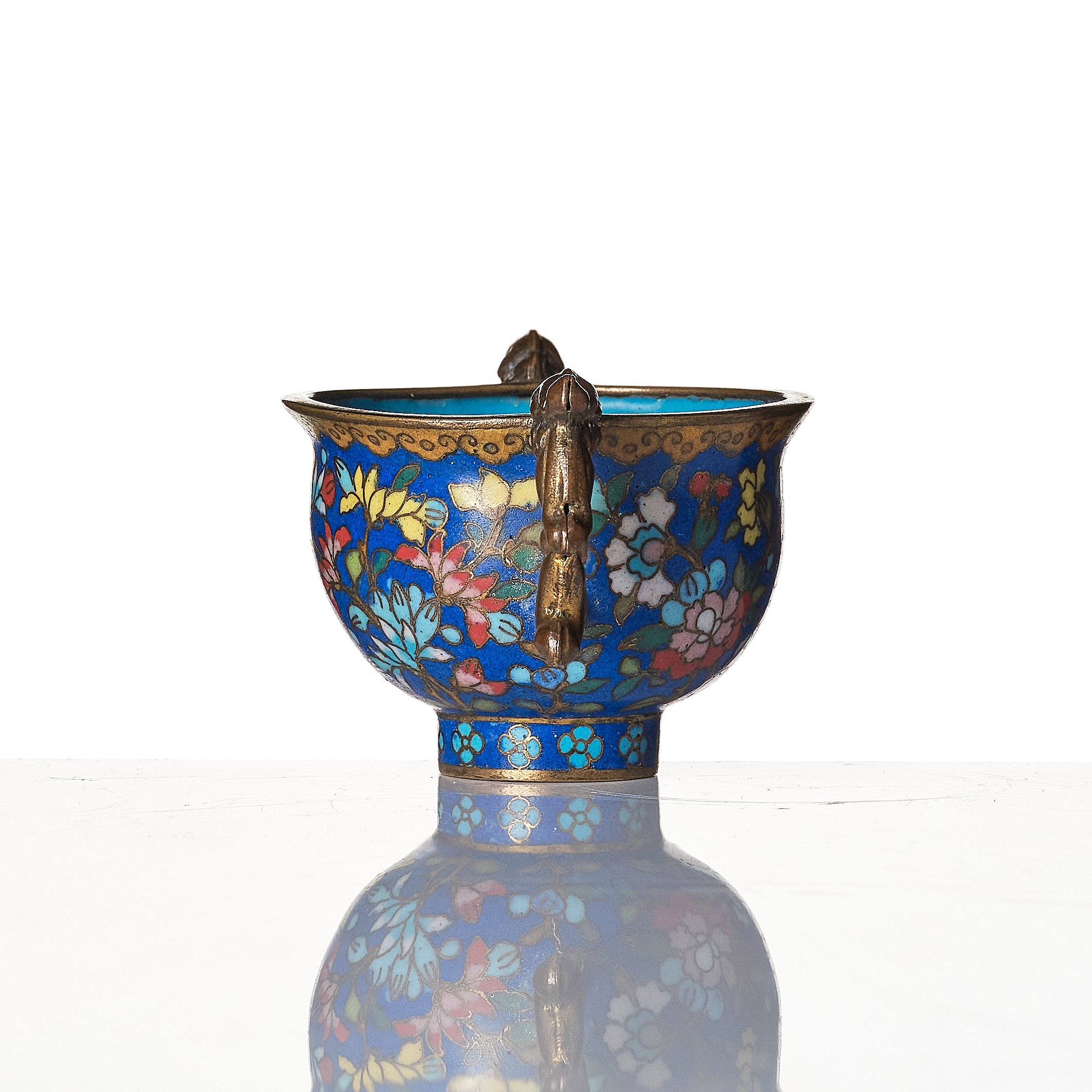 A Chinese cloisonné cup, Qing dynasty, 19th Century. - Bukowskis