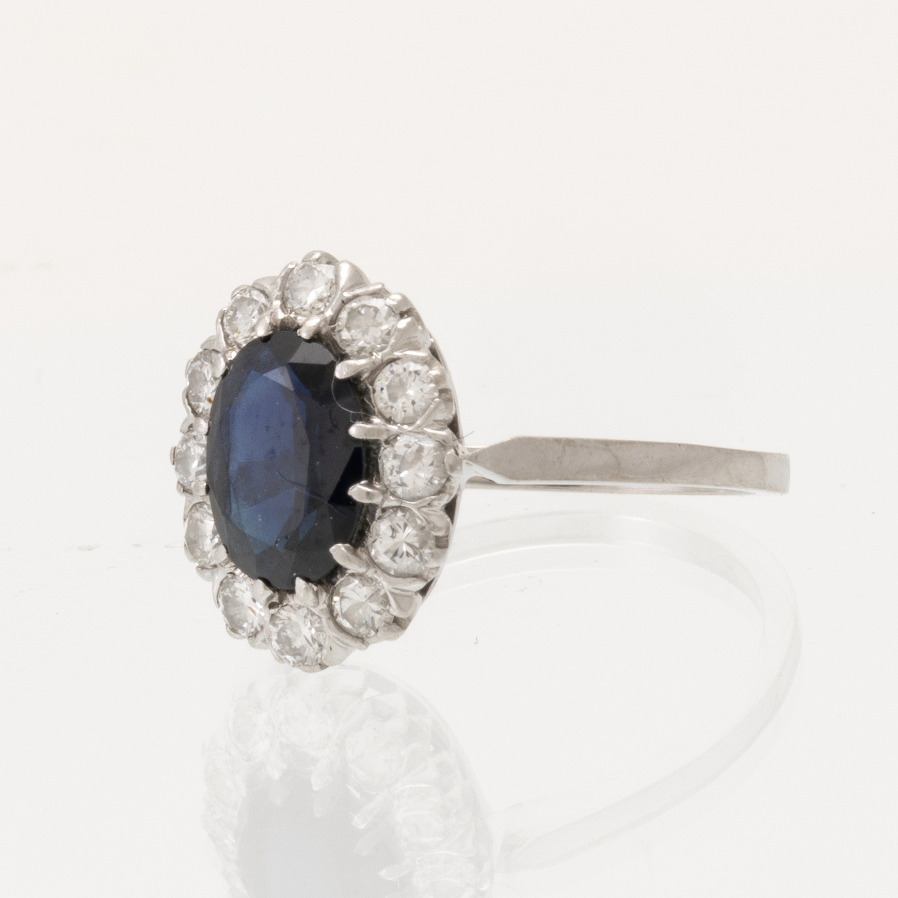 Ring 18K vitguld med oval fasetterad safir samt runda briljantslipade ...