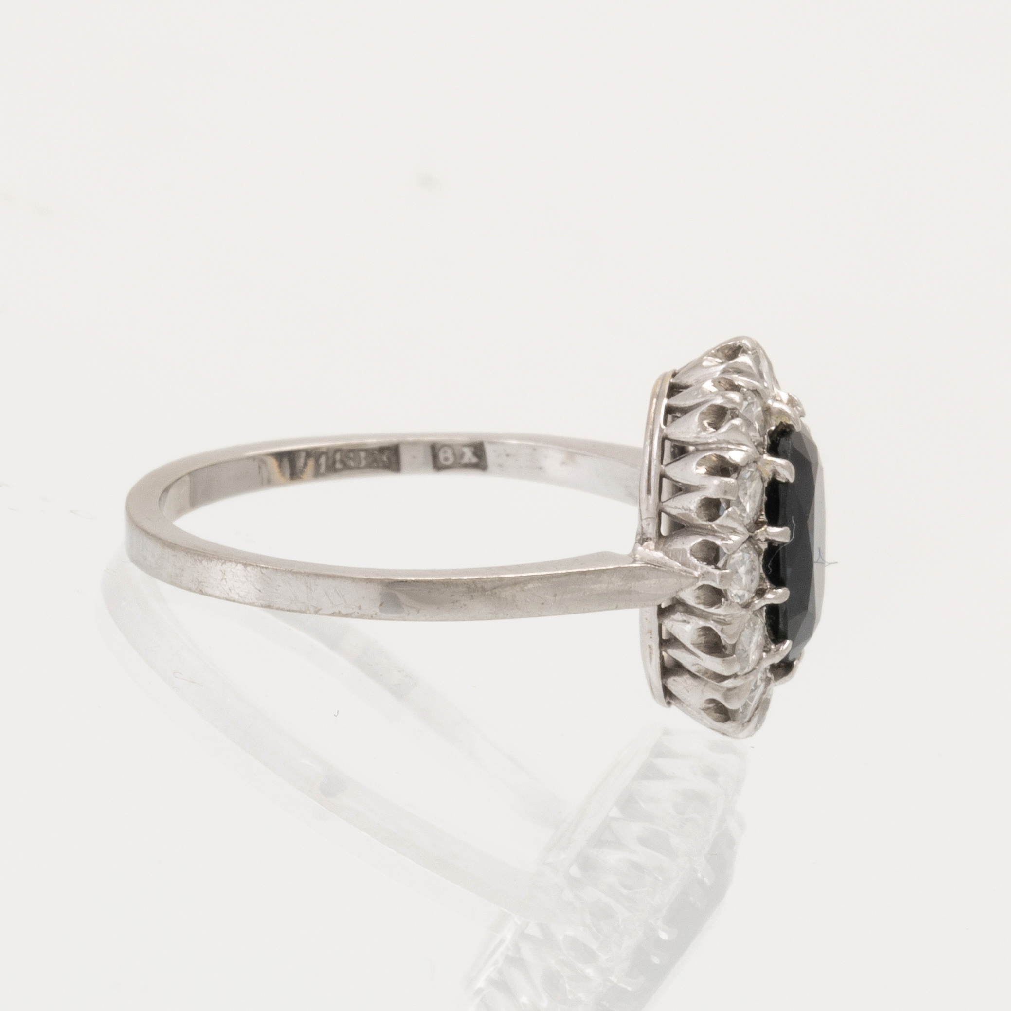 Ring 18K vitguld med oval fasetterad safir samt runda briljantslipade ...