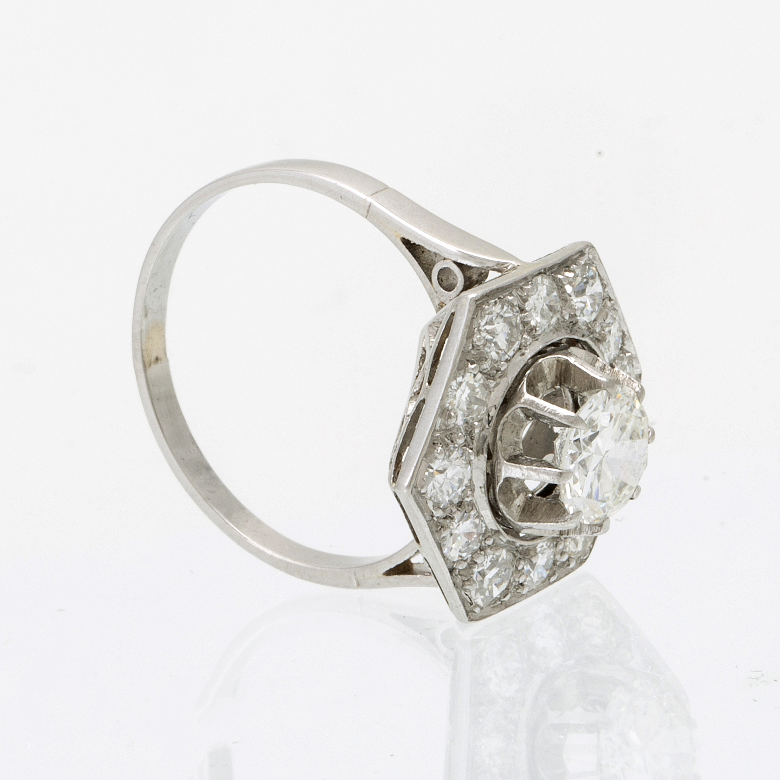 Ring 18K vitguld med runda briljantslipade diamanter. - Bukowskis