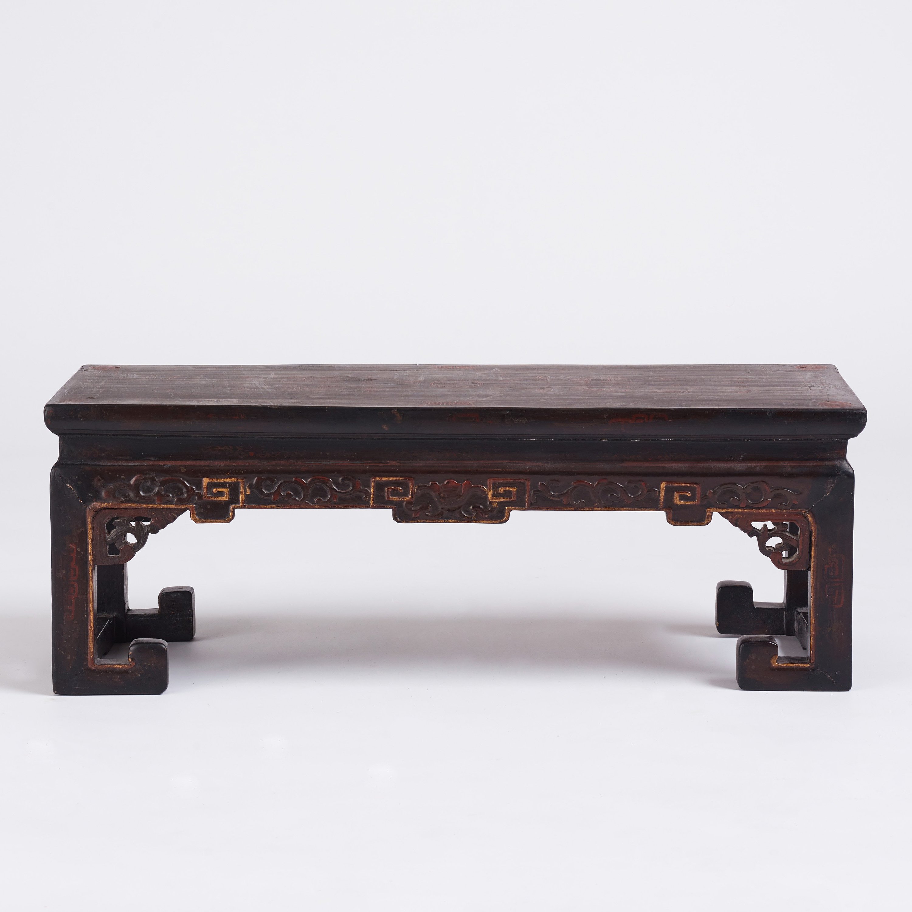 A Chinese lacquered Kang table, Qing dynasty. - Bukowskis