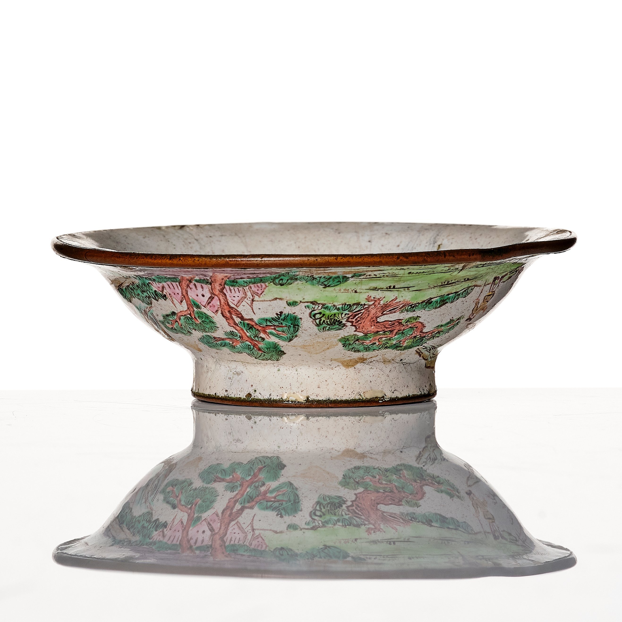 A Canton enamel bowl, Qing dynasty, 18th Century. - Bukowskis