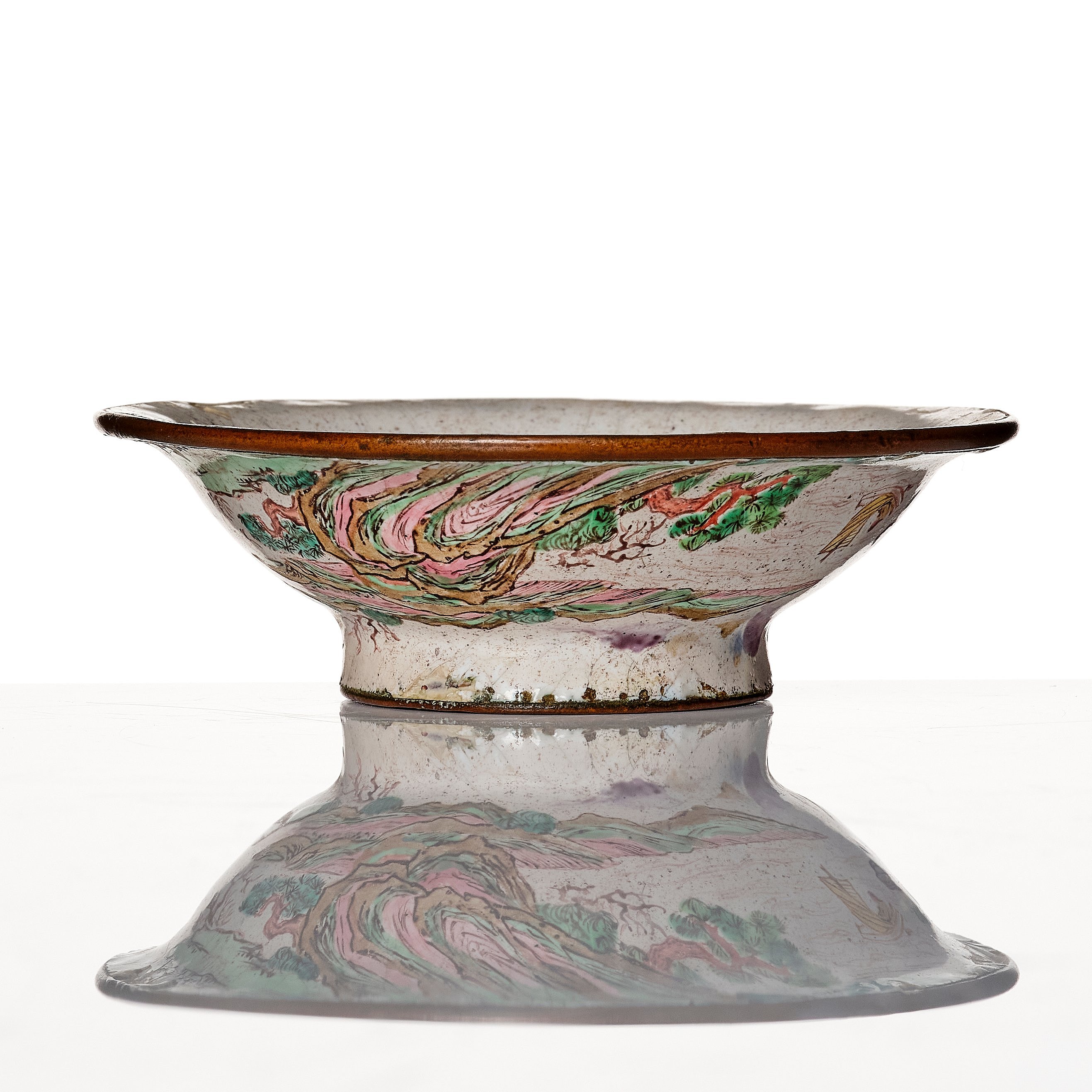 A Canton enamel bowl, Qing dynasty, 18th Century. - Bukowskis