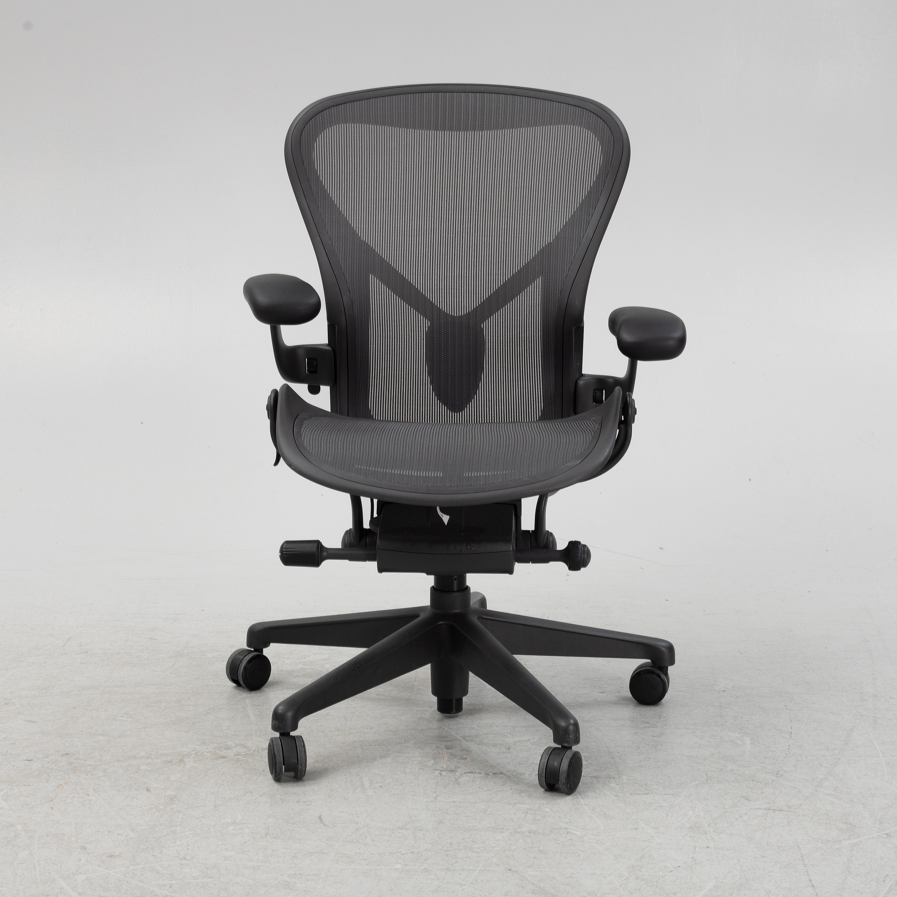 Don Chadwick/Bill Stump, a size B, 'Aeron' swivel office chair, Herman ...