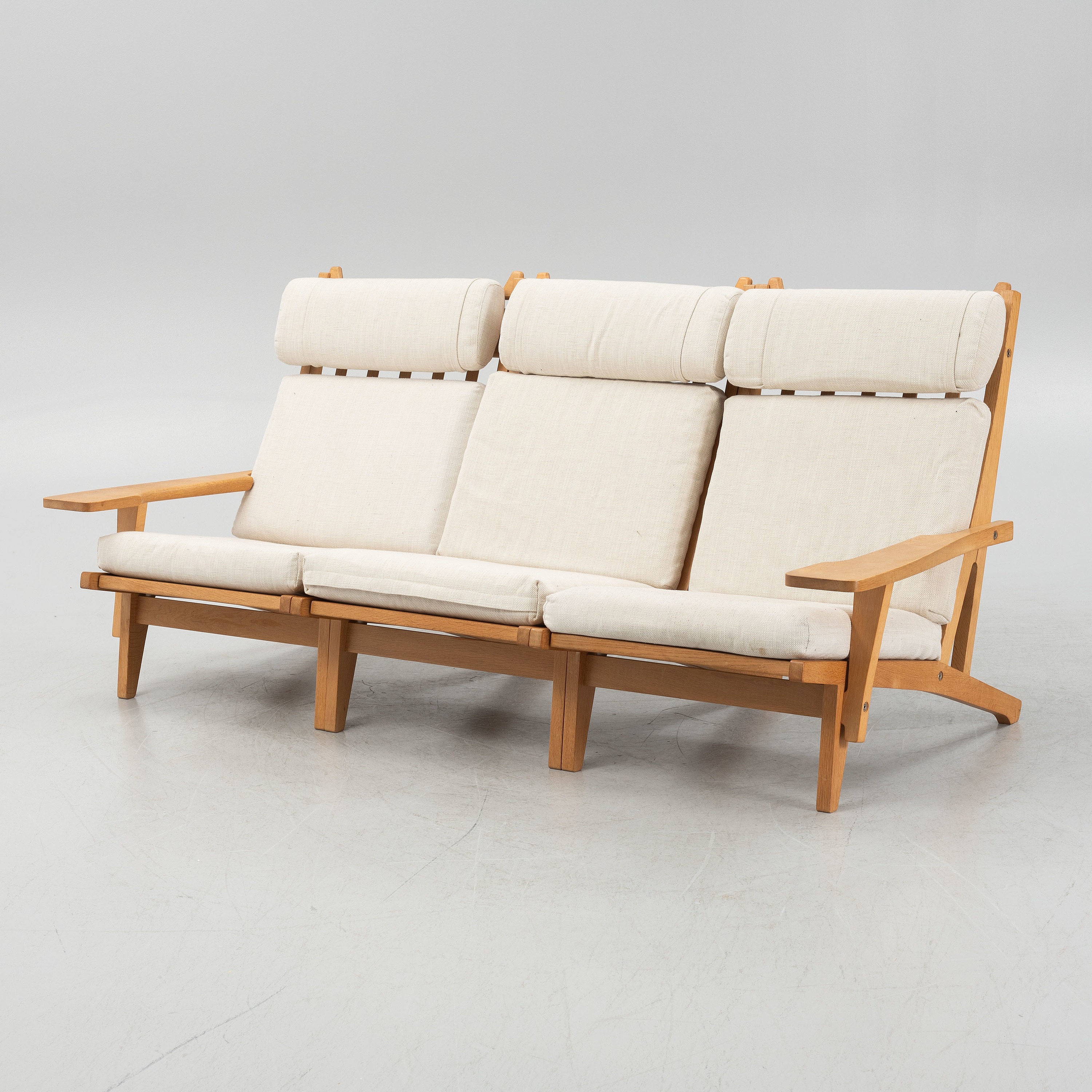 Hans J Wegner, soffa/fåtöljer, 3 delar, "GE-375", Getama, Gedsted, Danmark. - Bukowskis