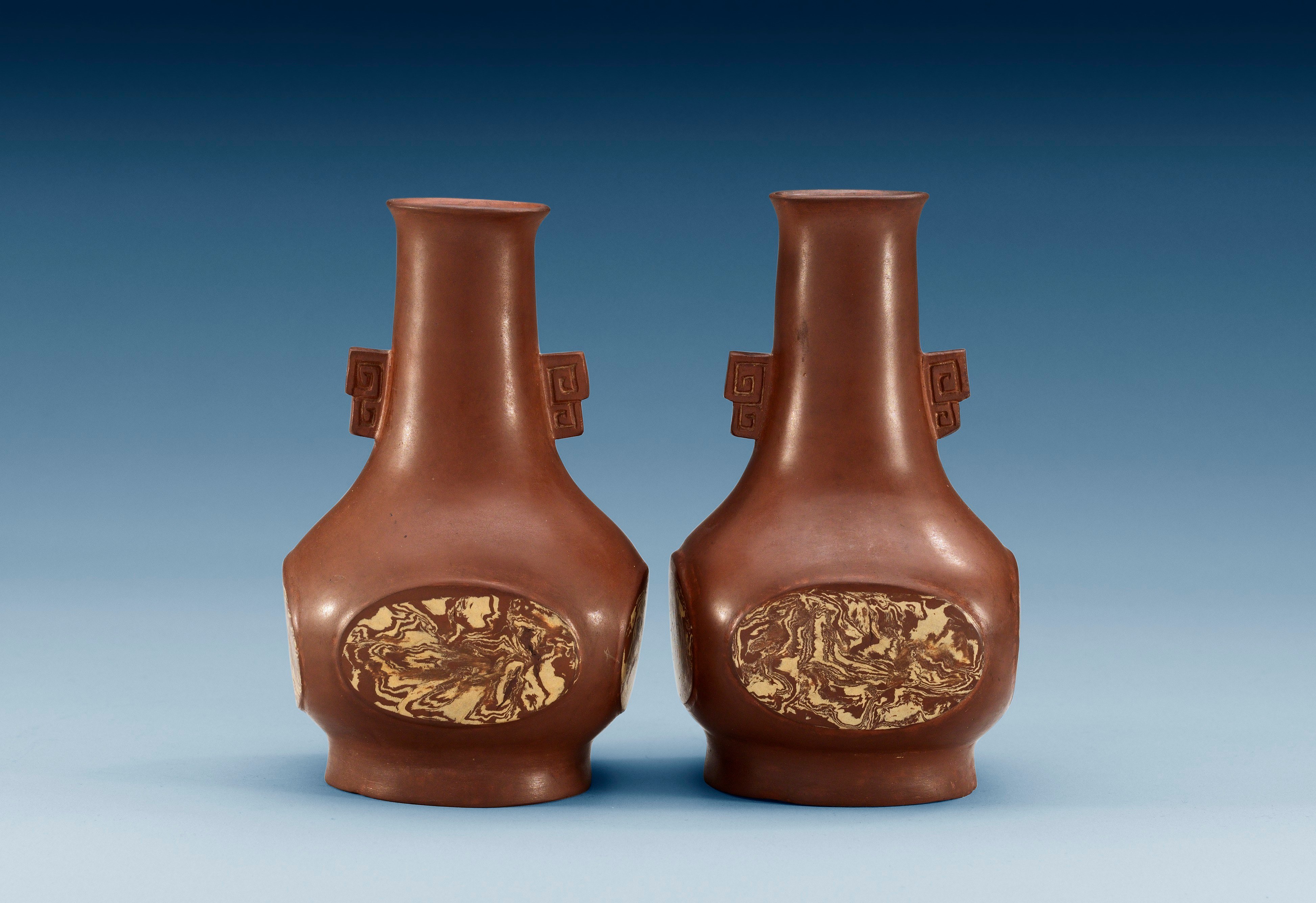 A pair of yixing ware vases, Qing dynasty. (1644-1912). - Bukowskis