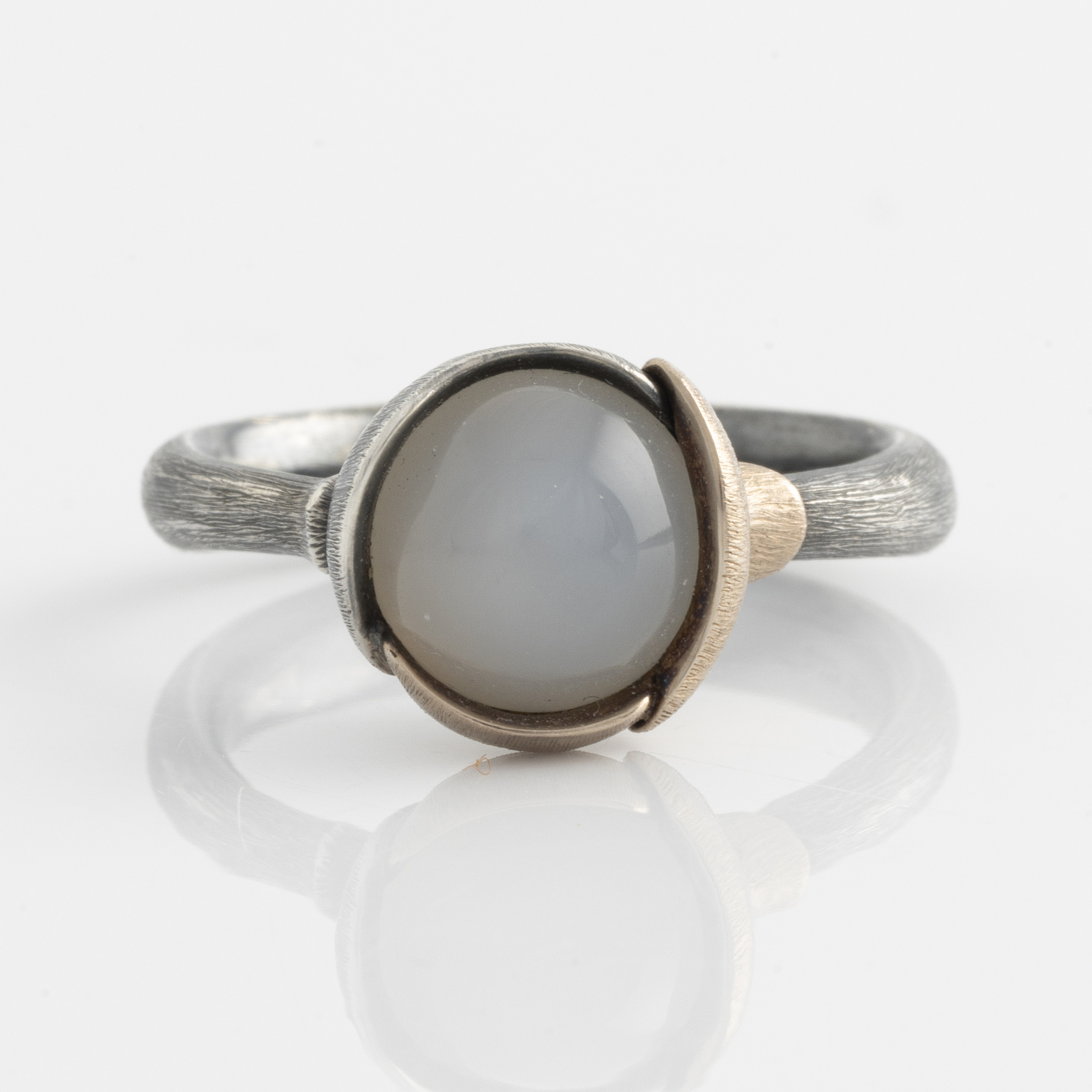 Ole Lynggaard, ring, "Lotus", silver and gilded with moonstone. - Bukowskis