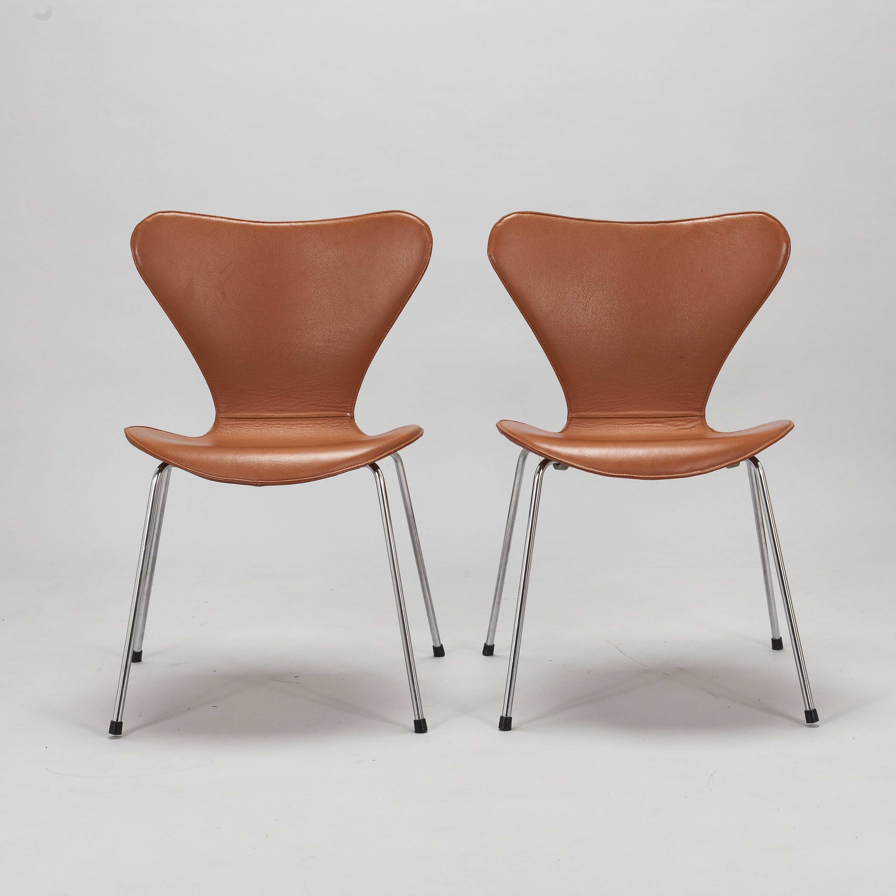 Arne Jacobsen, tuoleja, 6 kpl, "Sjuan", Fritz Hansen, Tanska. - Bukowskis