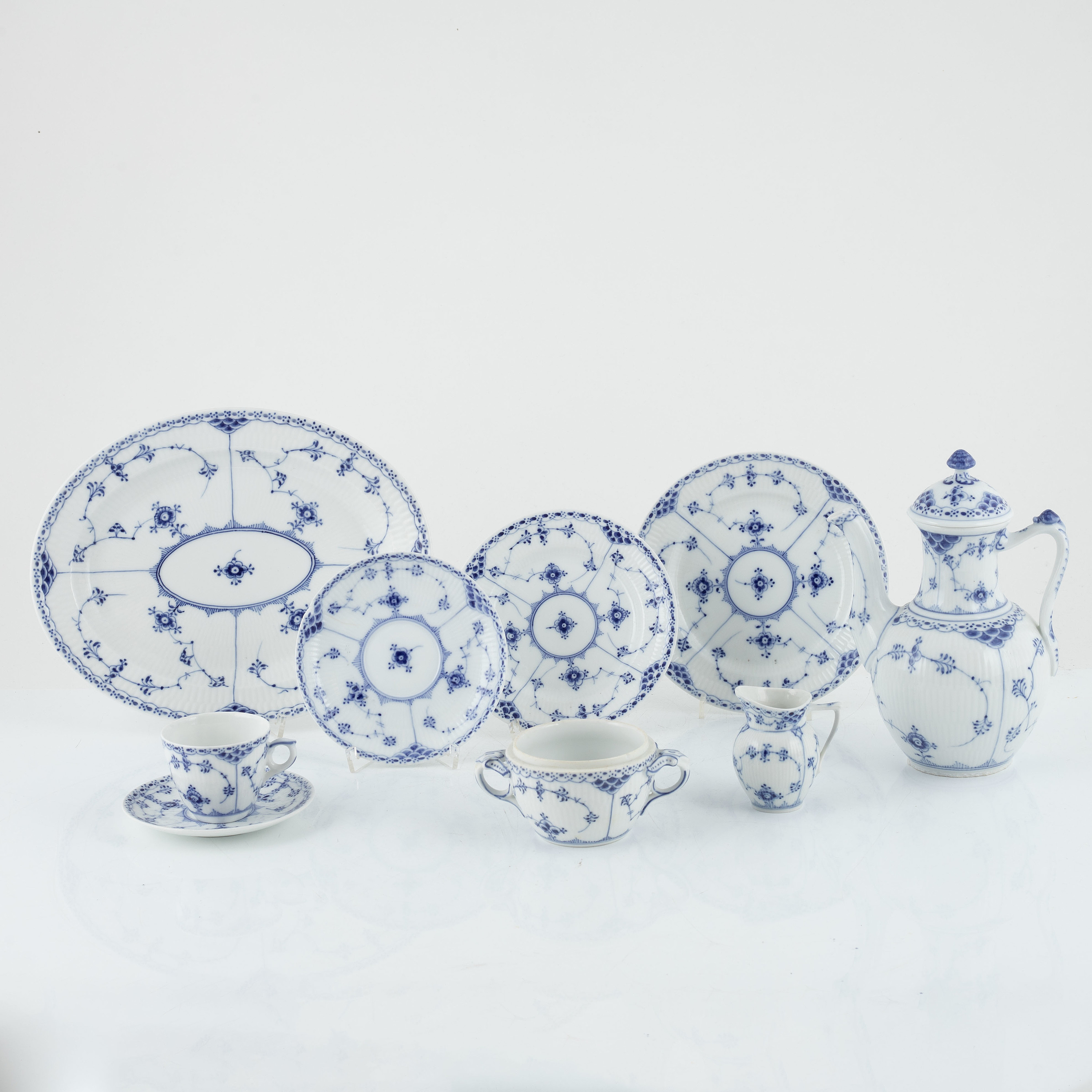 A "Musselmalet Halvblonde" twentysix pieces Porcelain Coffee Service ...