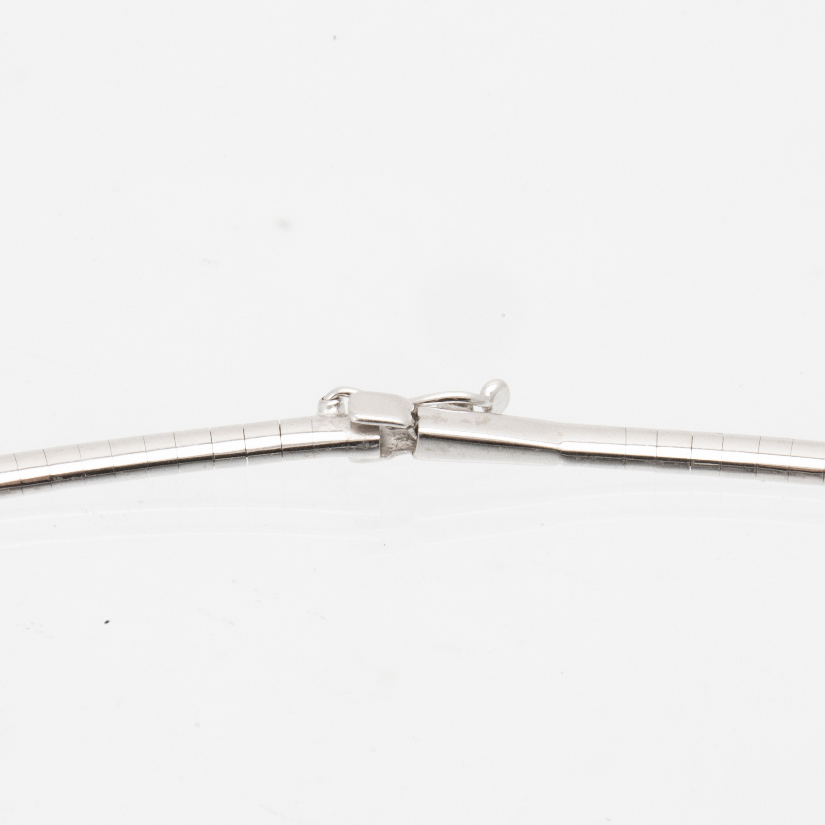 Halsband och örhängen 14K vitguld med runda briljantslipade diamanter. - Bukowskis