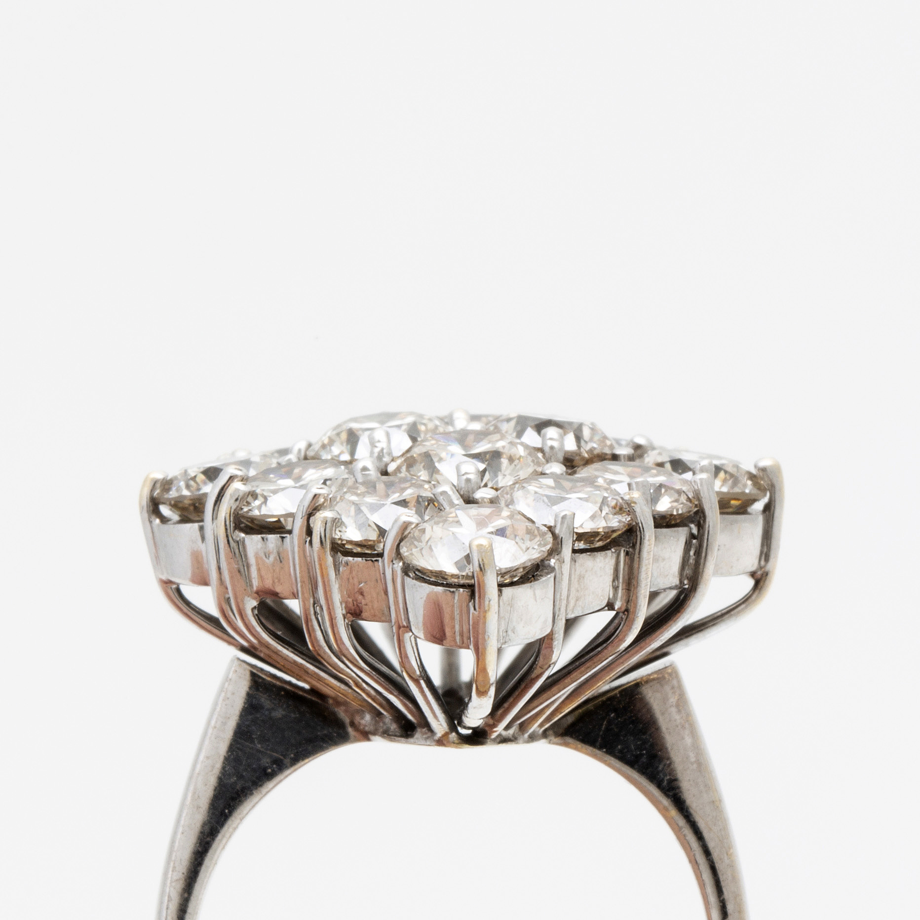 Ring 18K vitguld med runda briljantslipade diamanter. - Bukowskis