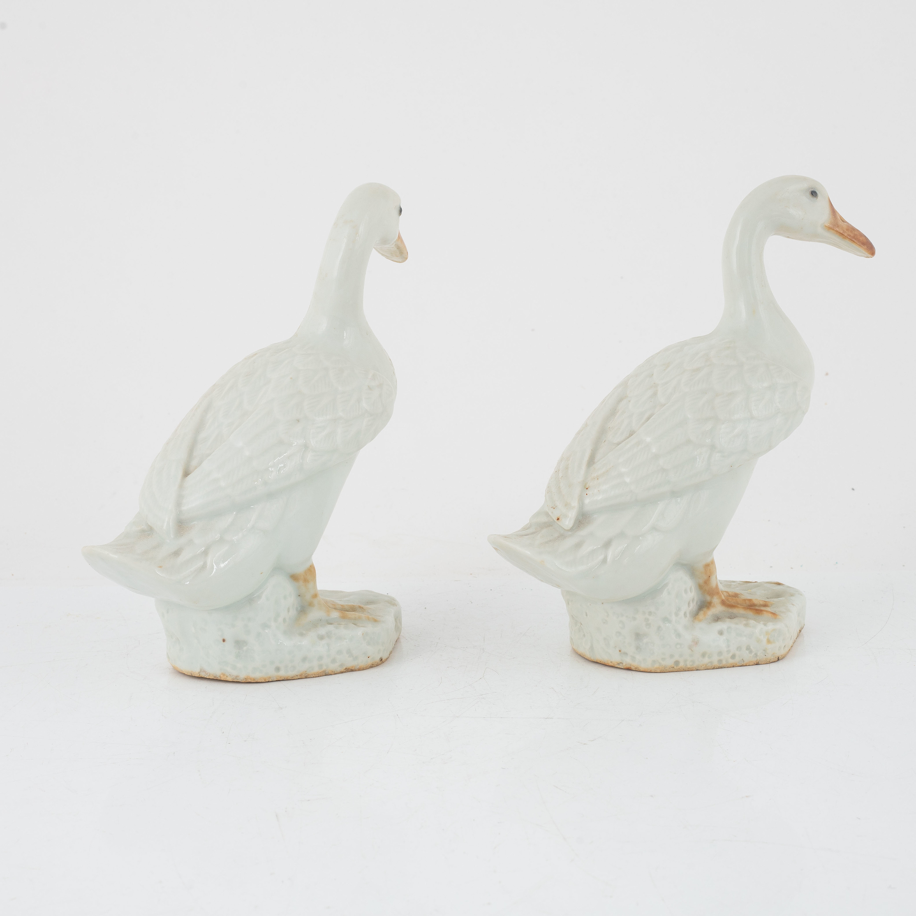 Two pairs of porcelain figurines, China, 20th century. - Bukowskis