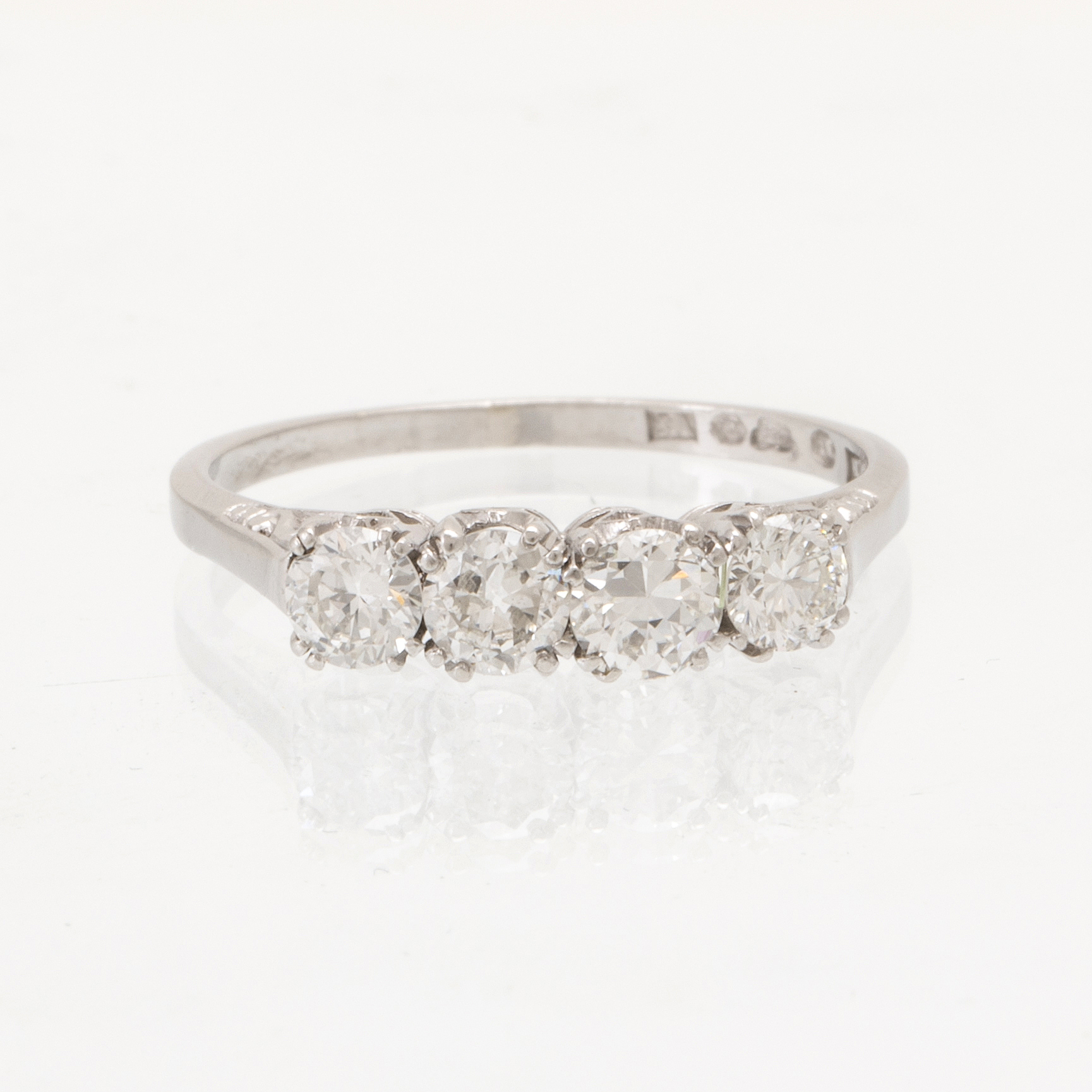 Ring platina med runda briljantslipade samt gammalslipade diamanter, troligen Gunnar Fahlström ...