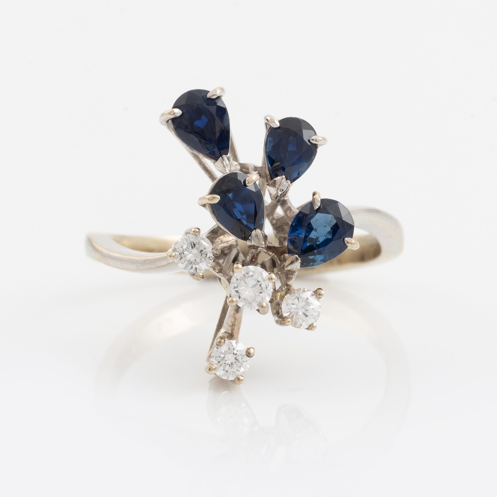 Ring med droppformade safirer och briljantslipade diamanter. - Bukowskis