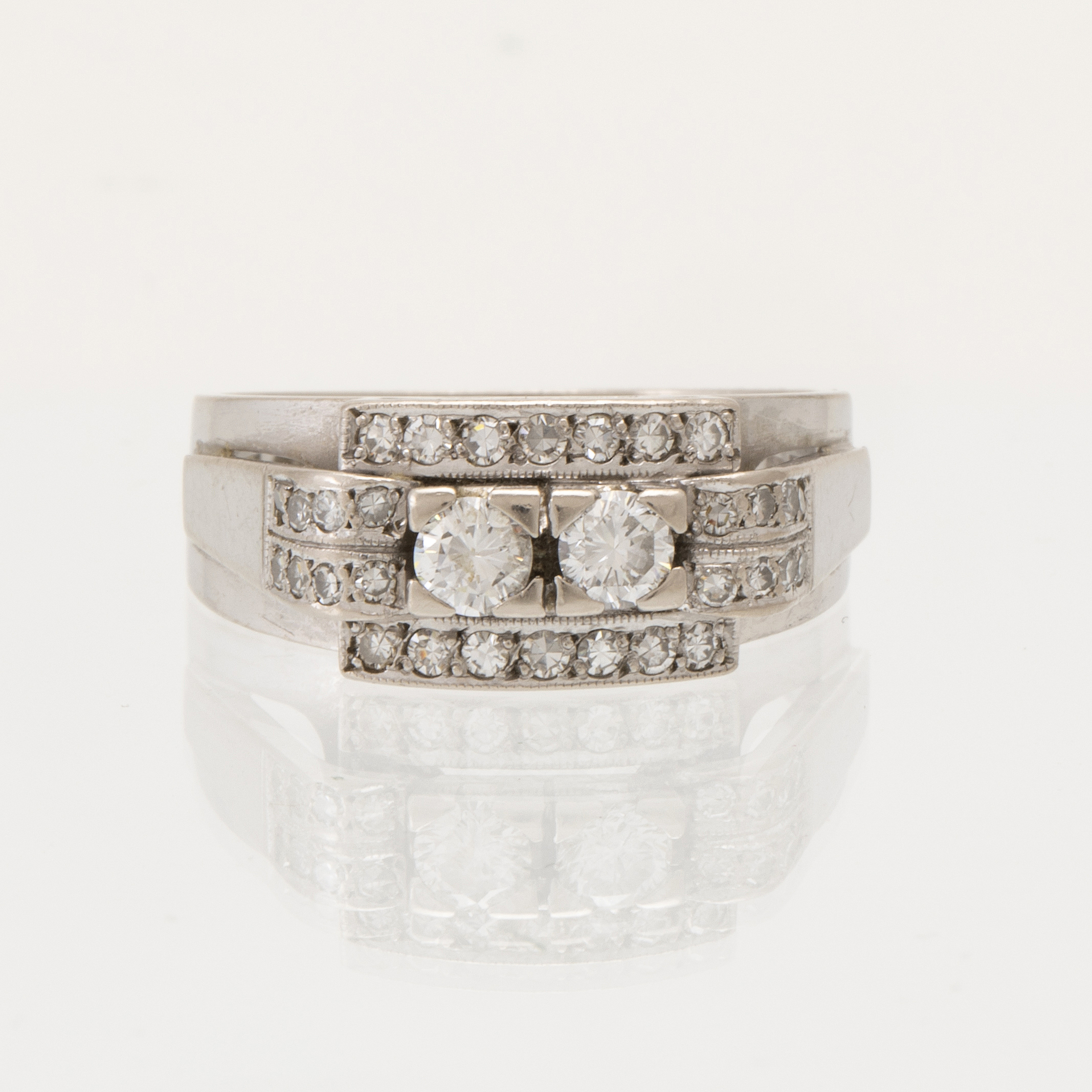 Ring 18K vitguld med runda briljantslipade samt enkelslipade diamanter. - Bukowskis