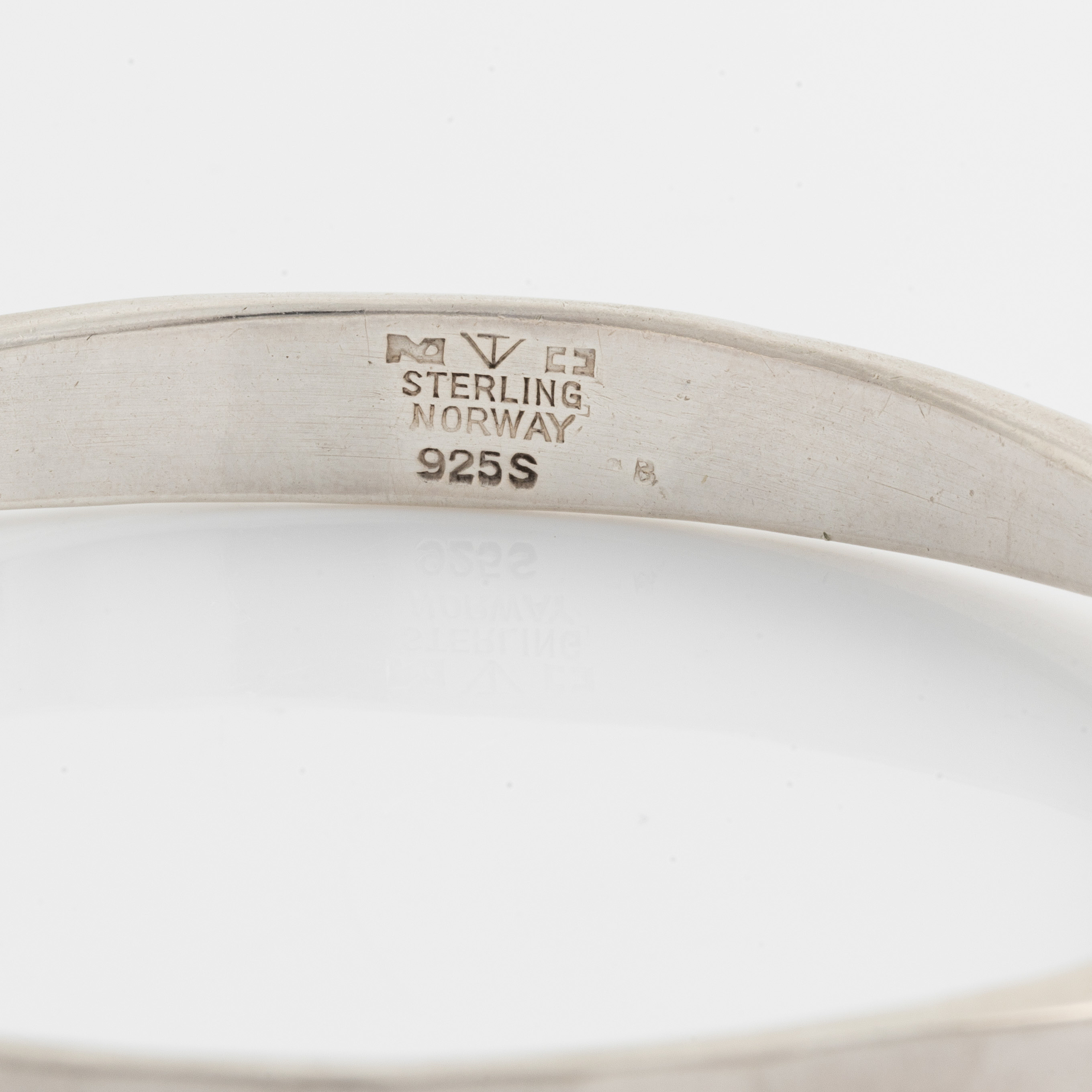 Tone Vigeland, bangle, sterling silver, Norway. - Bukowskis