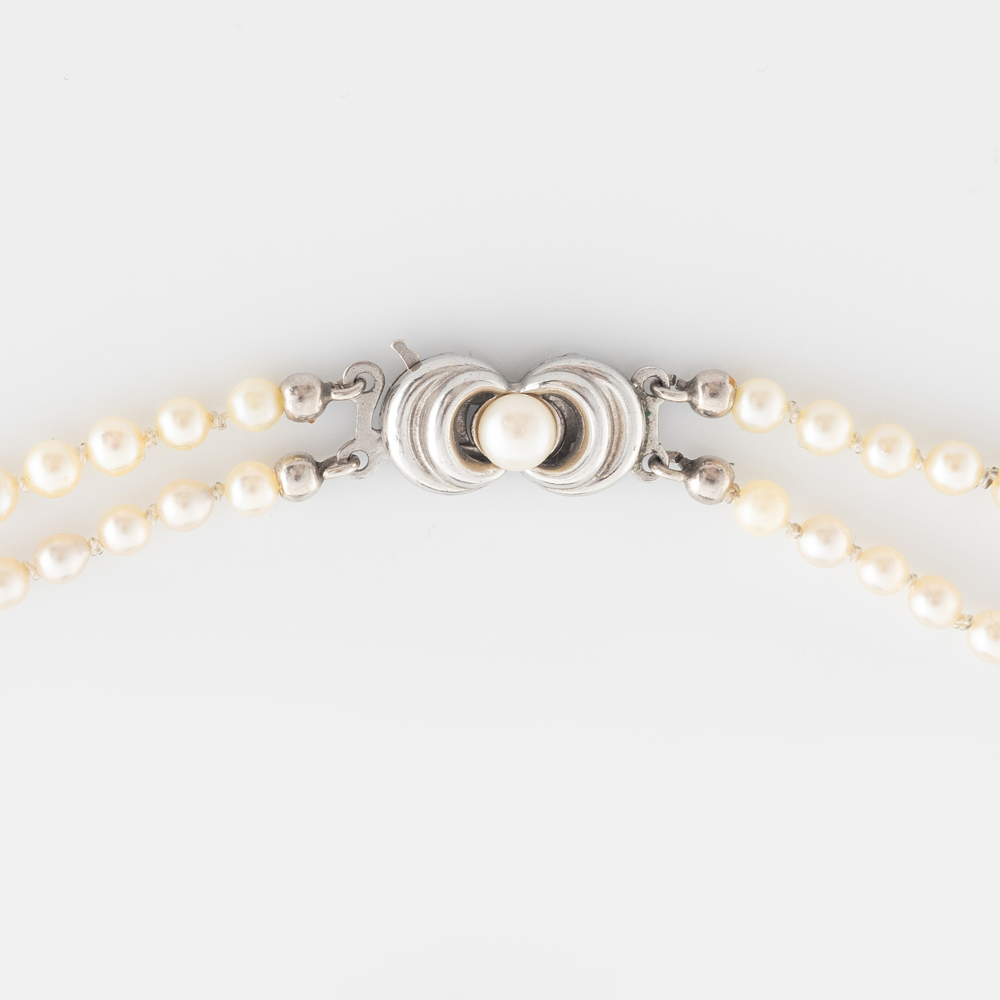 Pärlcollier, tvåradigt doserade odlade pärlor. - Bukowskis