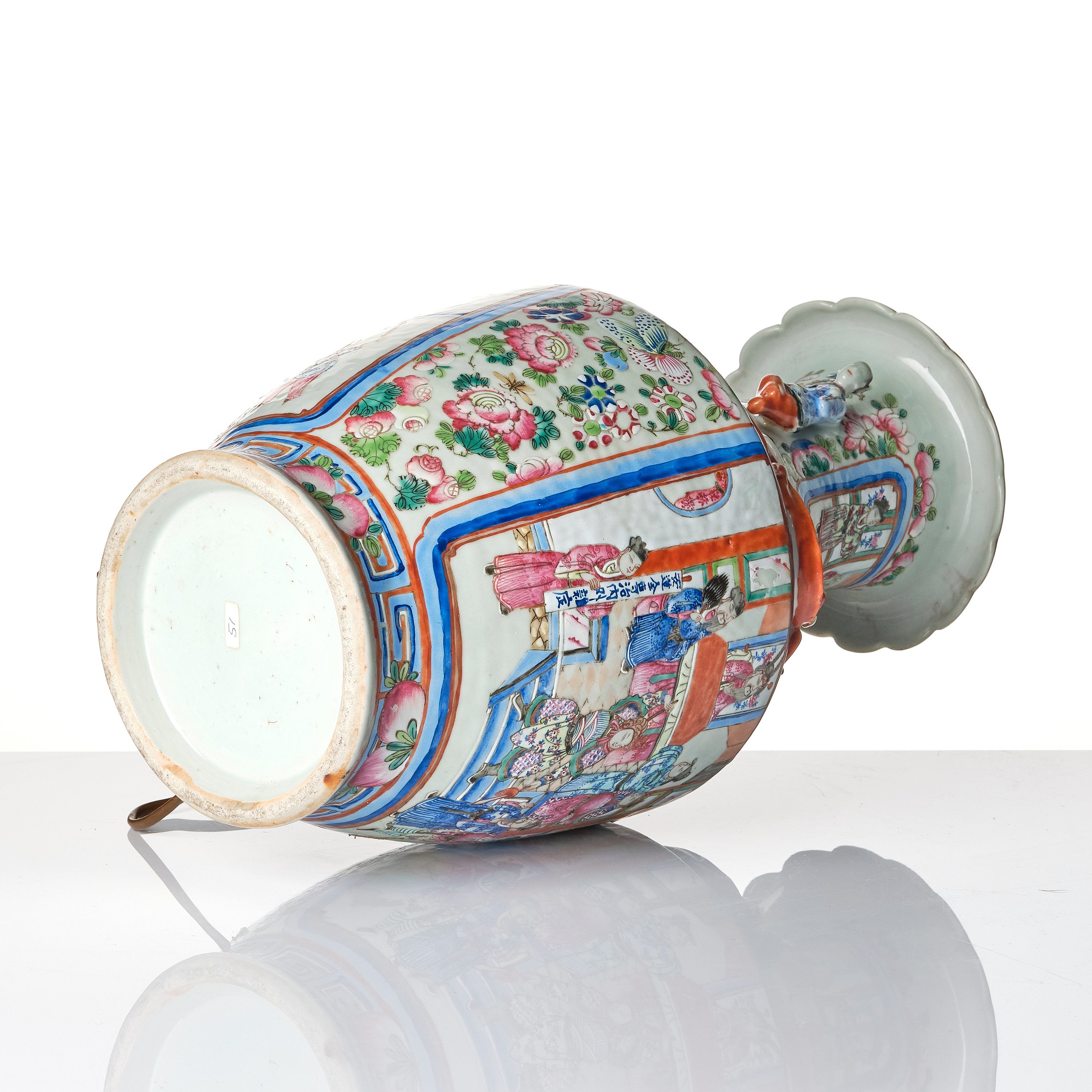 A famille rose Canton vase, Qing dynasty, 19th Century. - Bukowskis