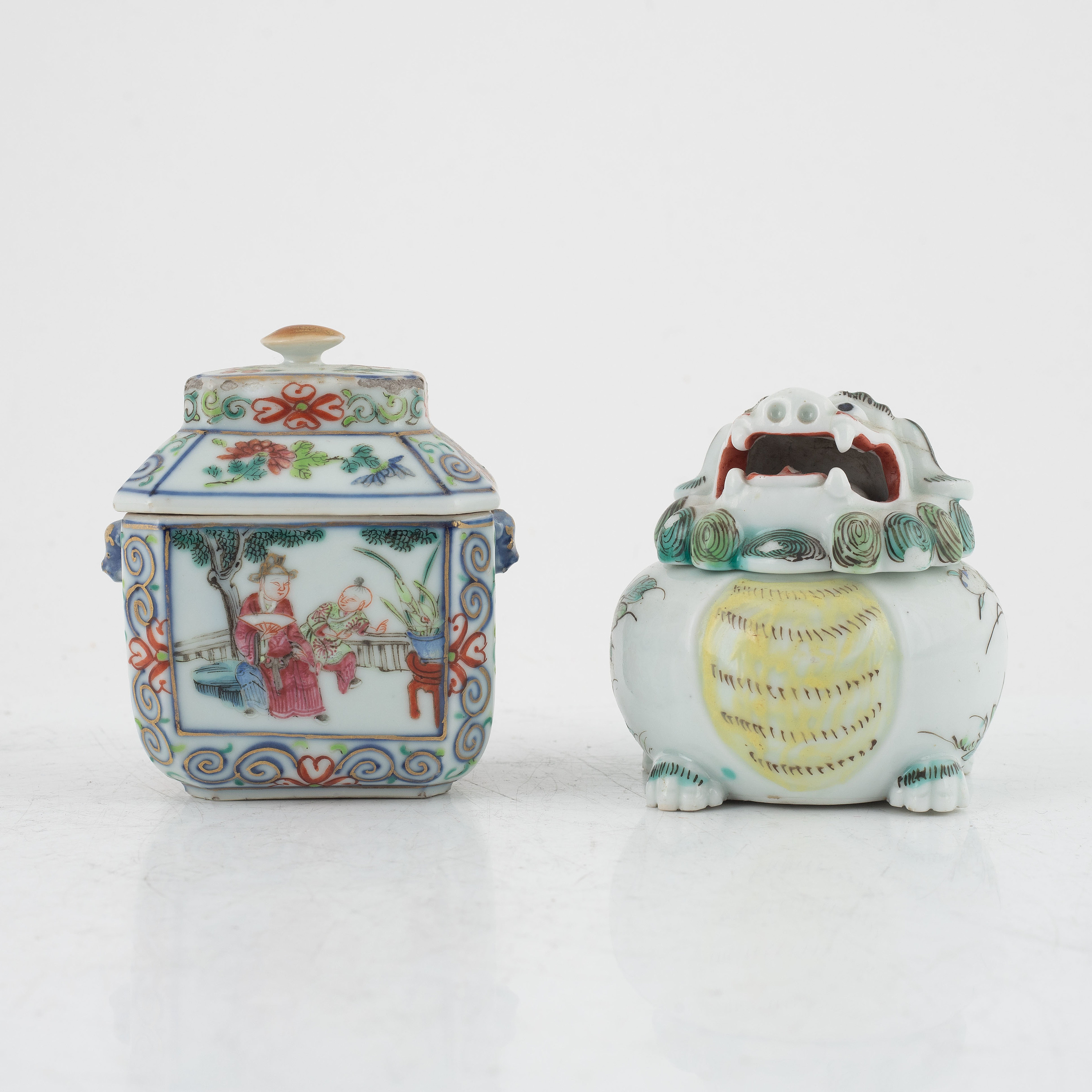 Two Chinese porcelain boxes with cover, 19th/20th century. - Bukowskis