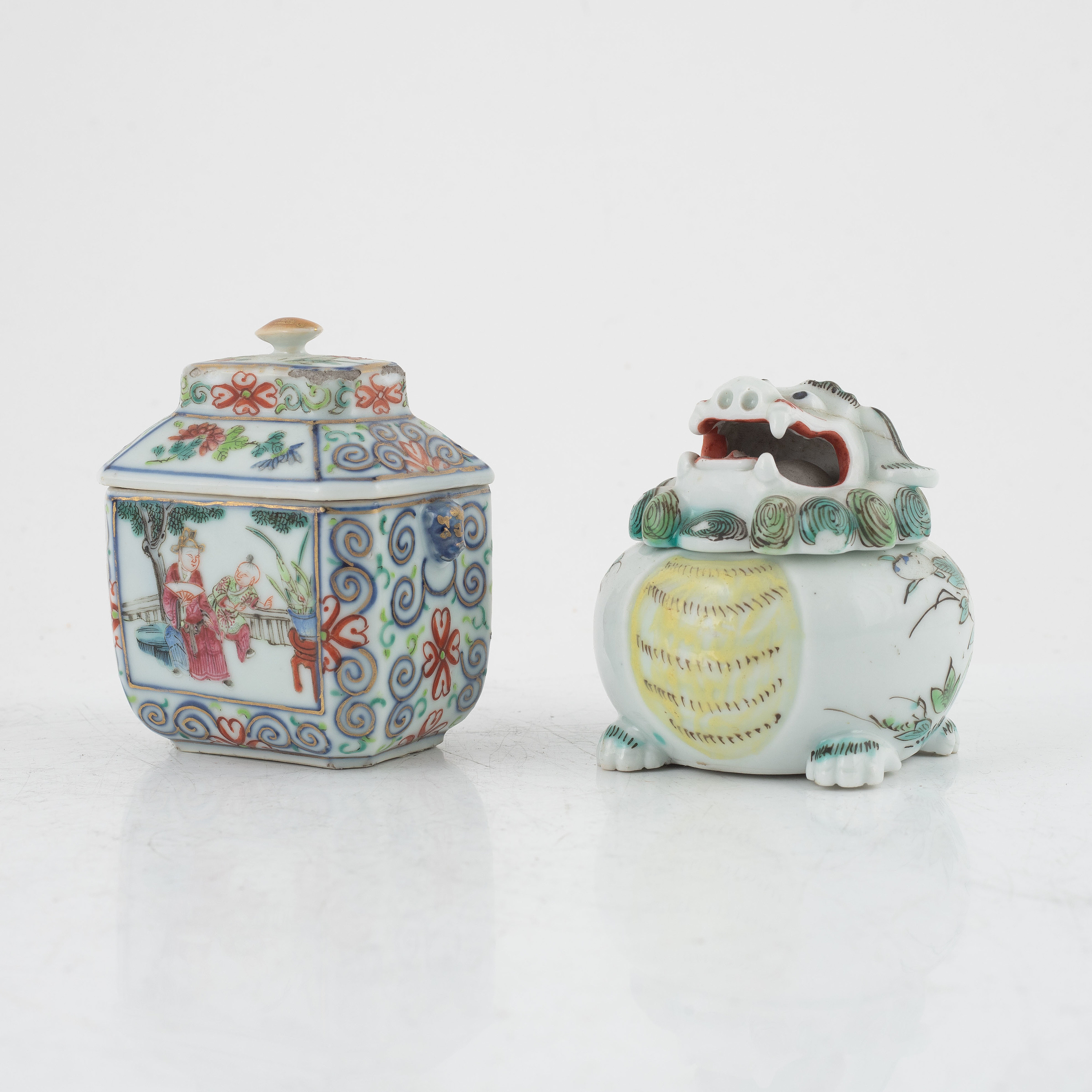 Two Chinese porcelain boxes with cover, 19th/20th century. - Bukowskis