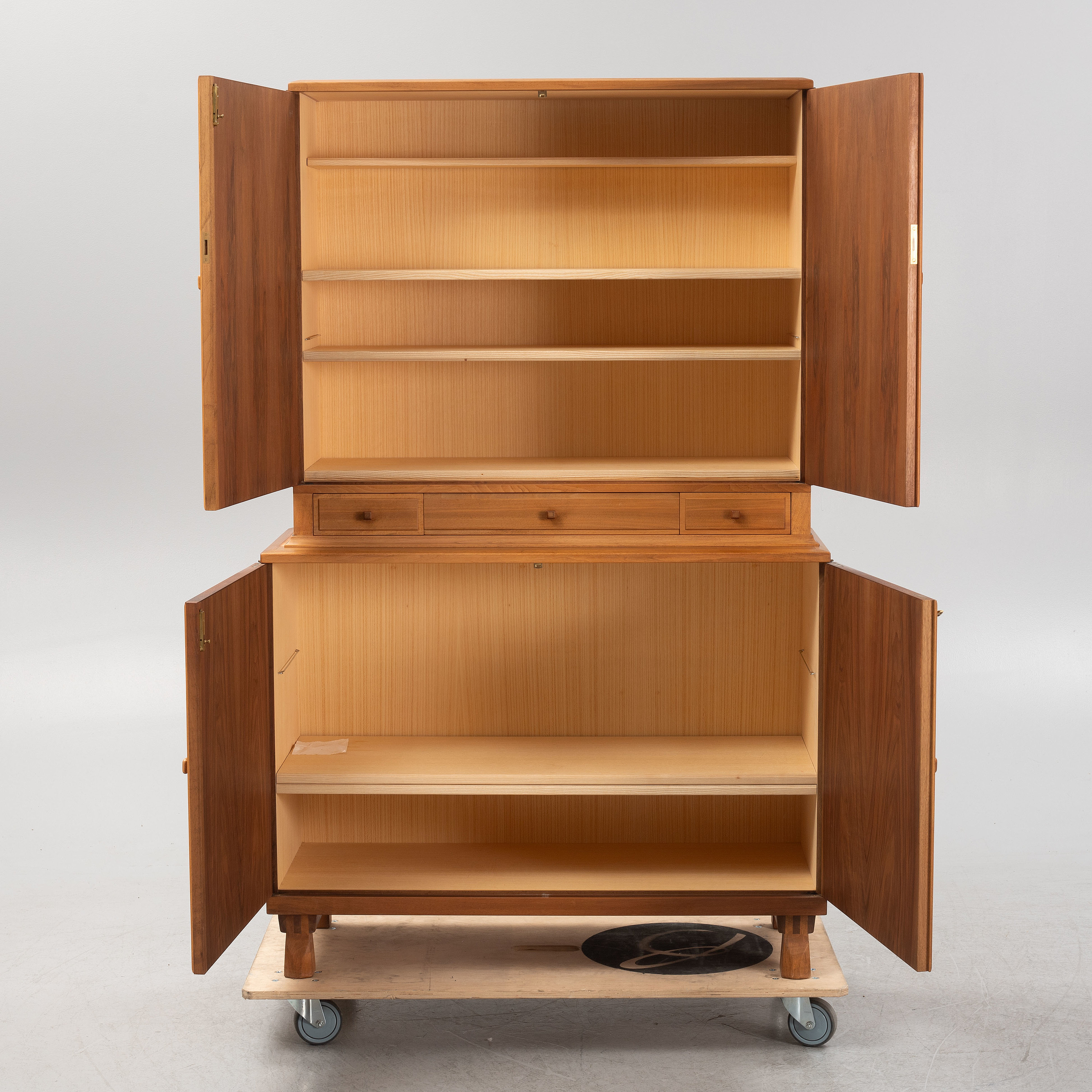 Carl Malmsten, skåp, "Klinte", 1900-talets andra hälft. - Bukowskis