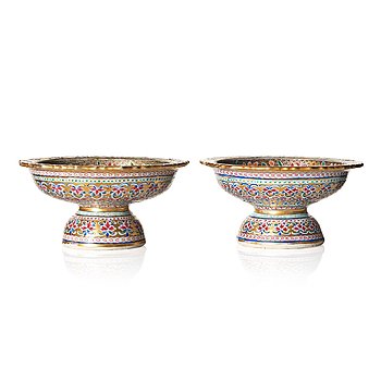 A pair of Bencharong stemcups/altar offering bowls, Qing dynasty, 19th ...