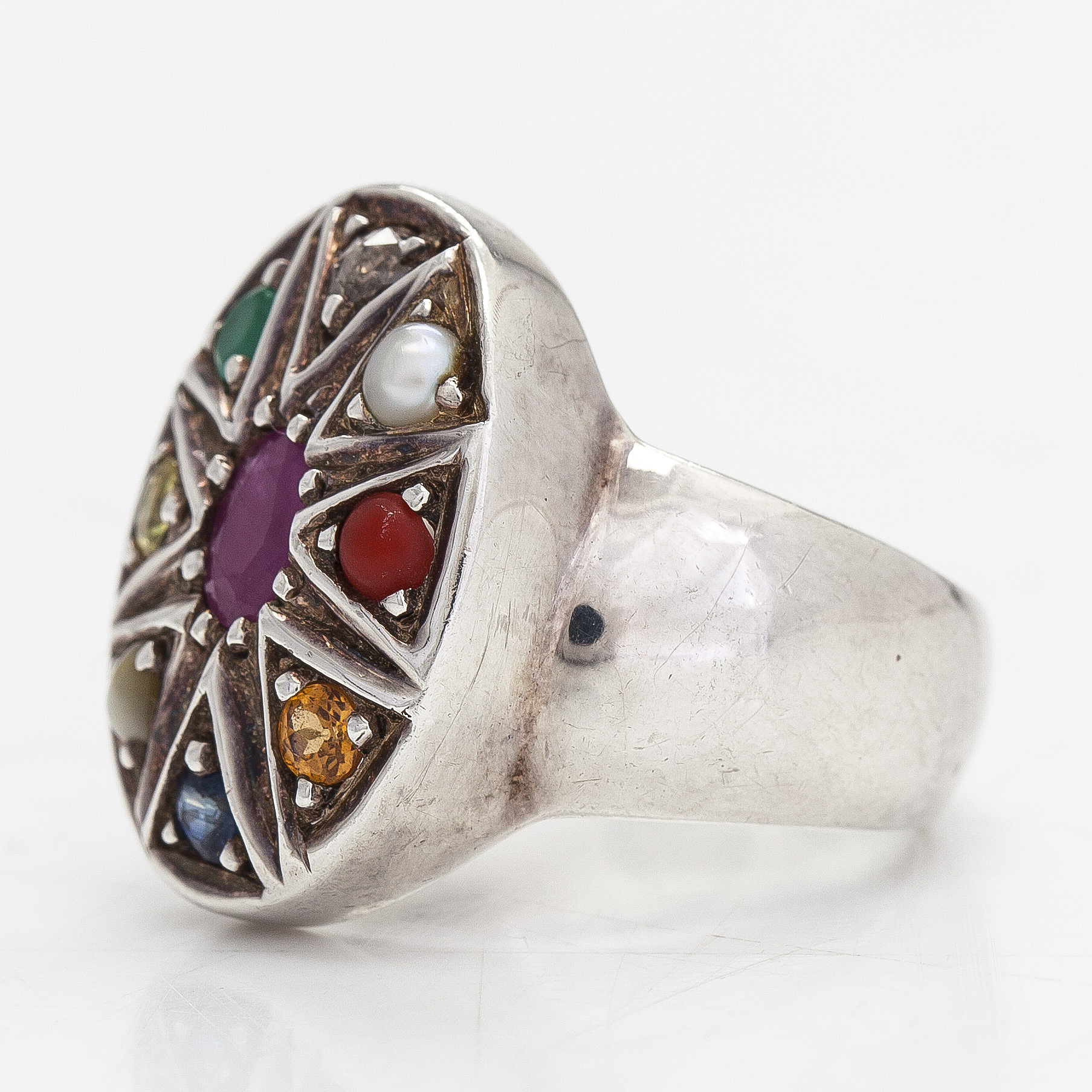 A sterling silver ring with multicoloured precious stones. - Bukowskis