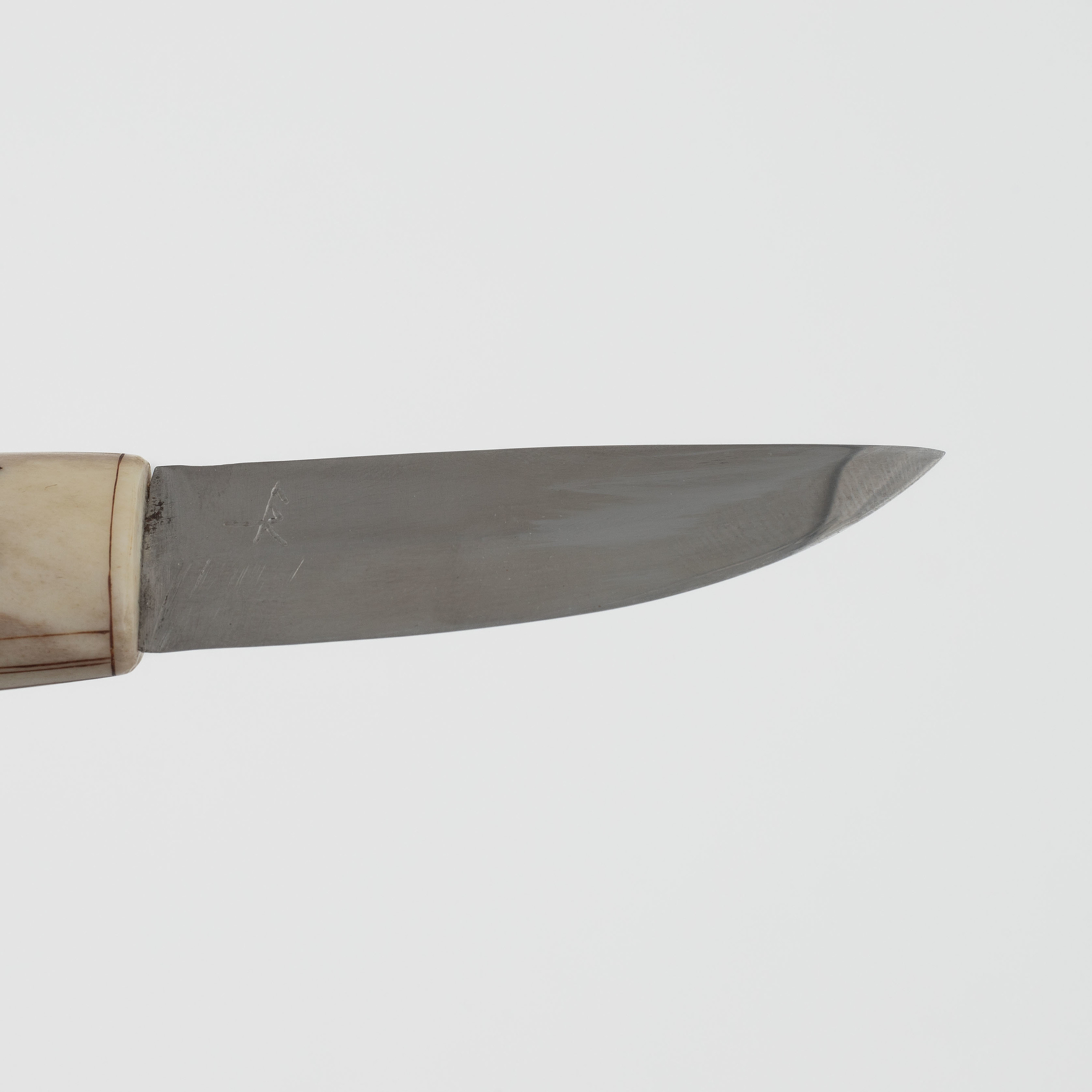 Sven-Åke Risfjell, a reindeer horn knife, signed and dated -86. - Bukowskis