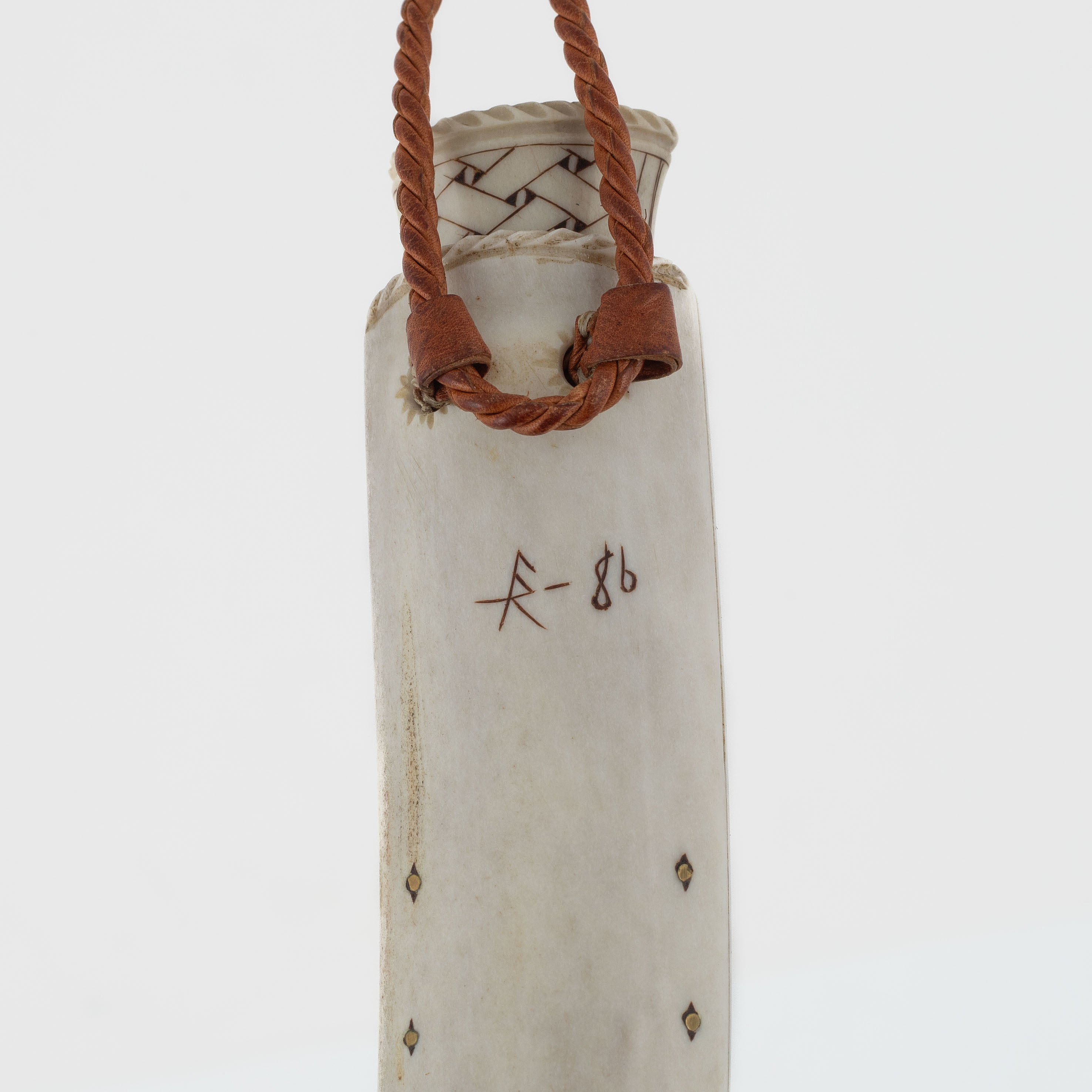 Sven-Åke Risfjell, a reindeer horn knife, signed and dated -86. - Bukowskis