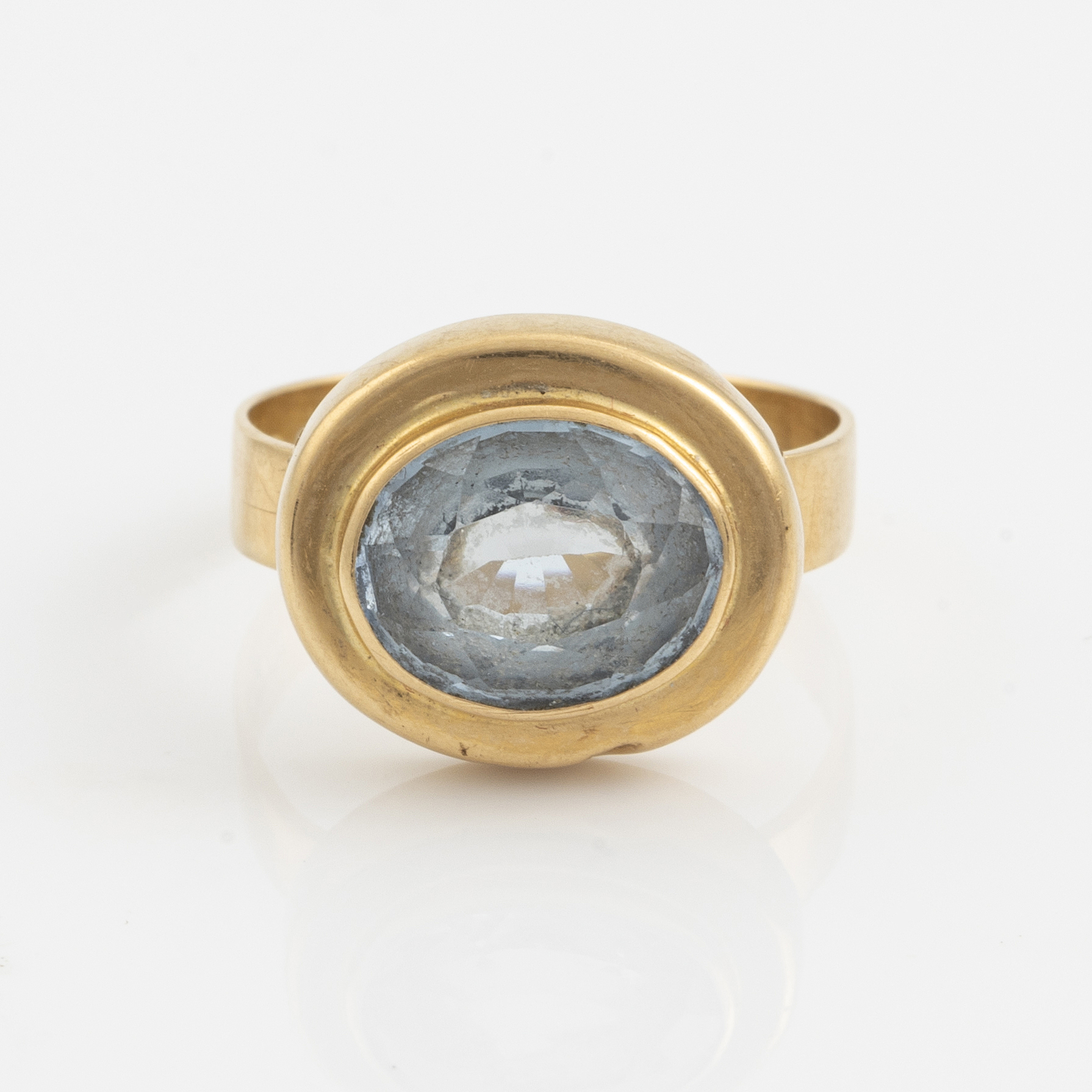 Ring 18K guld med syntetisk sten. - Bukowskis