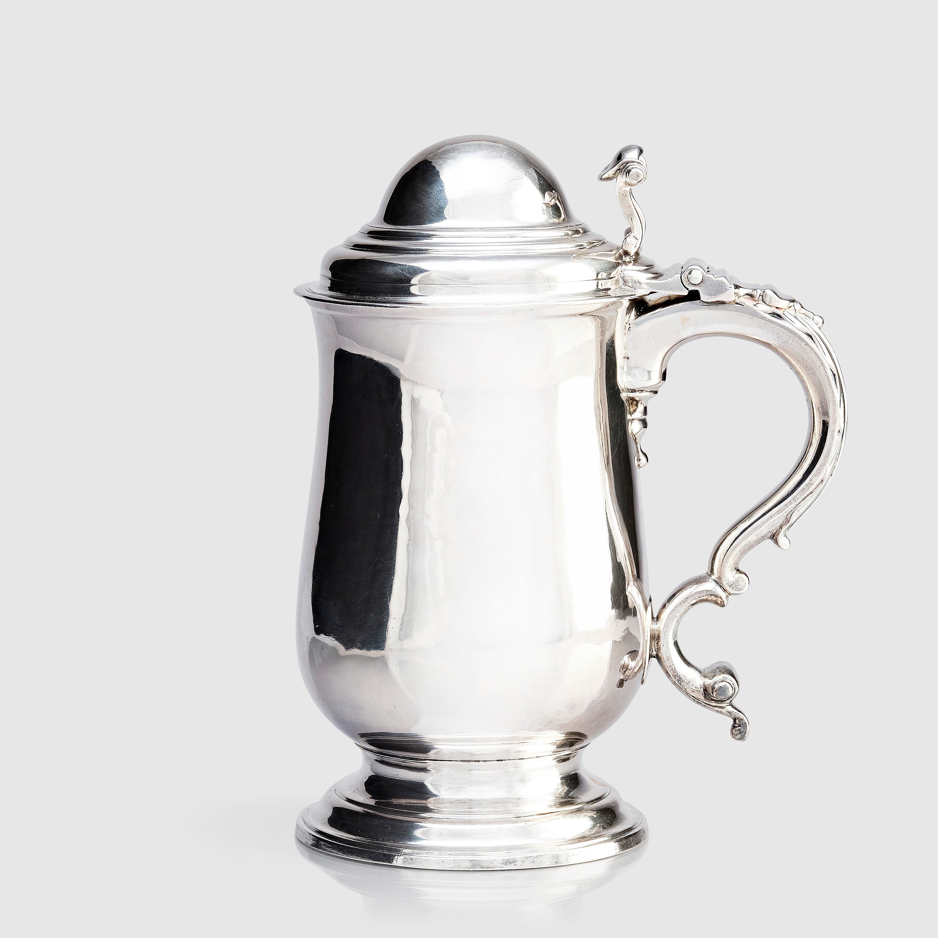 An English silver tankard with lid, London 1775. Possibly mark of ...