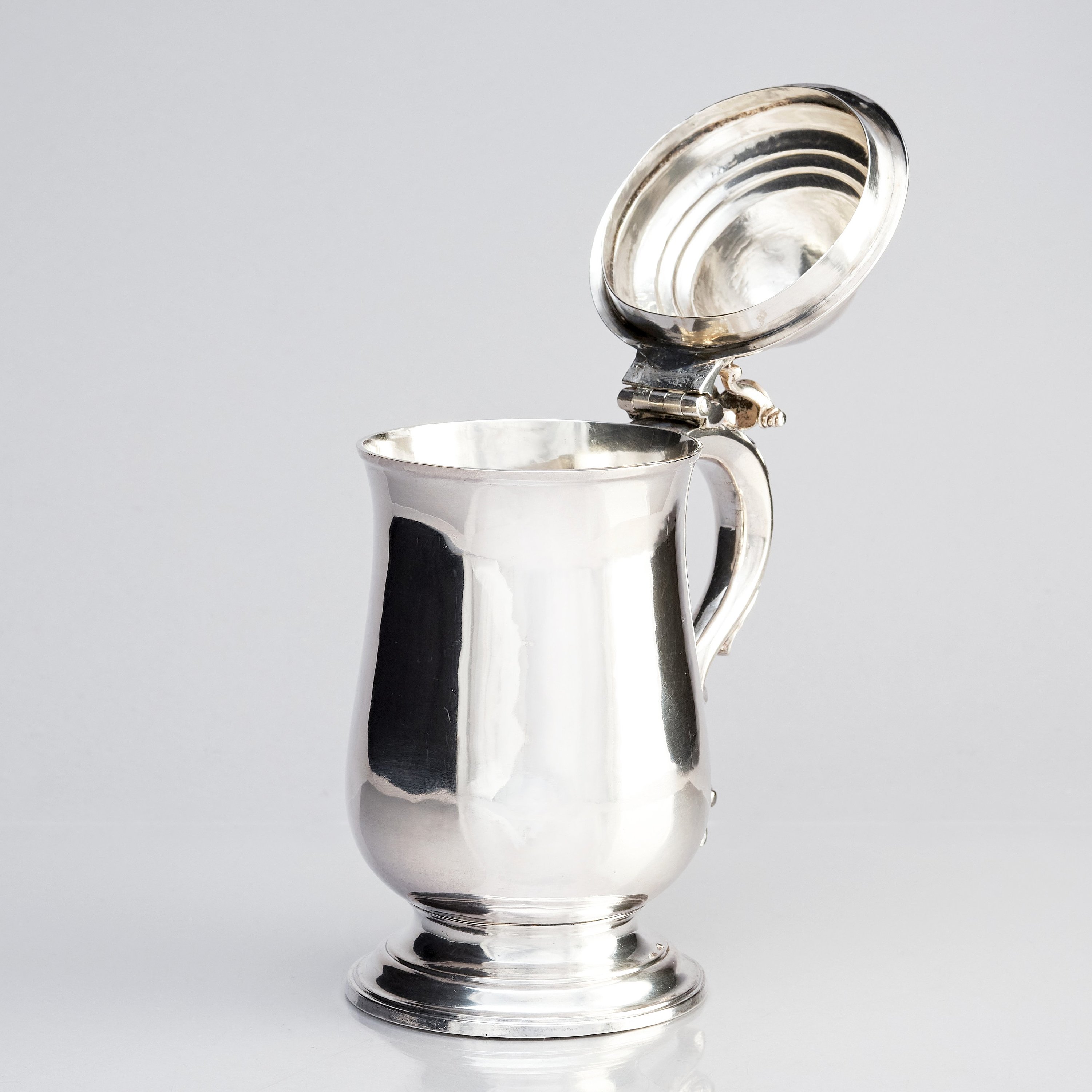 An English silver tankard with lid, London 1775. Possibly mark of ...