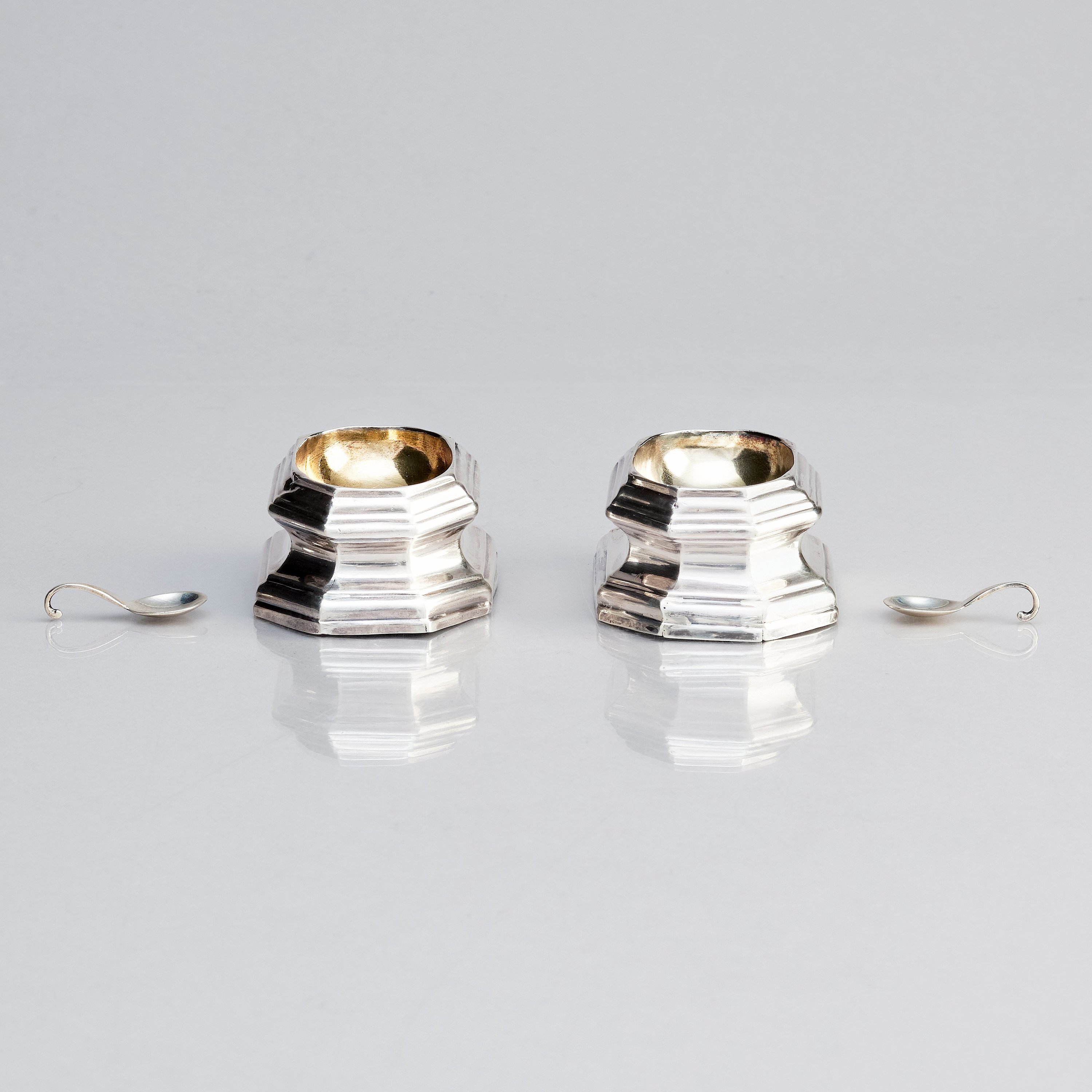 A pair of early 18th century parcel-gilt salt-cellars. - Bukowskis