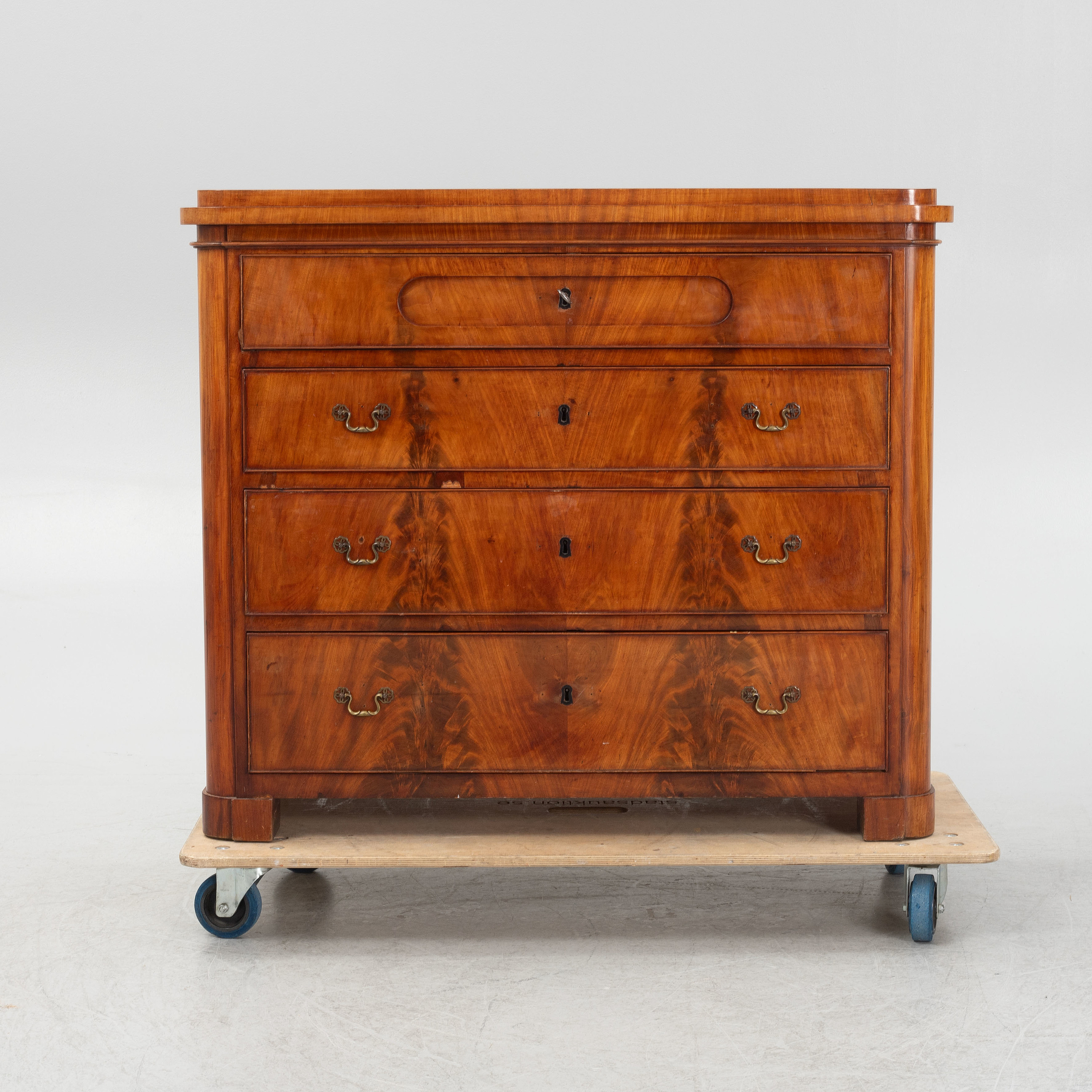 A mahogany veneered chest of drawers, second half of the 19th Century. - Bukowskis