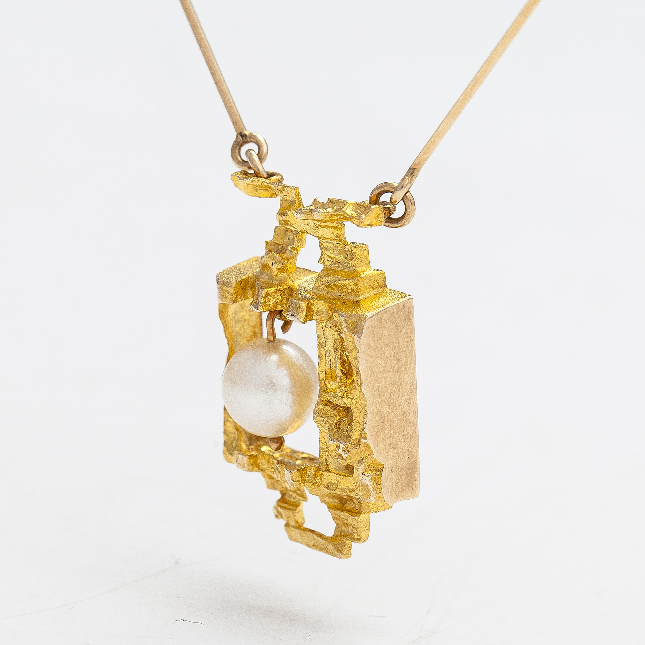 Björn Weckström, Halsband "Magisk pärla", 14K guld och odlad pärla. Pekka Anttila Kruunu-Koru ...