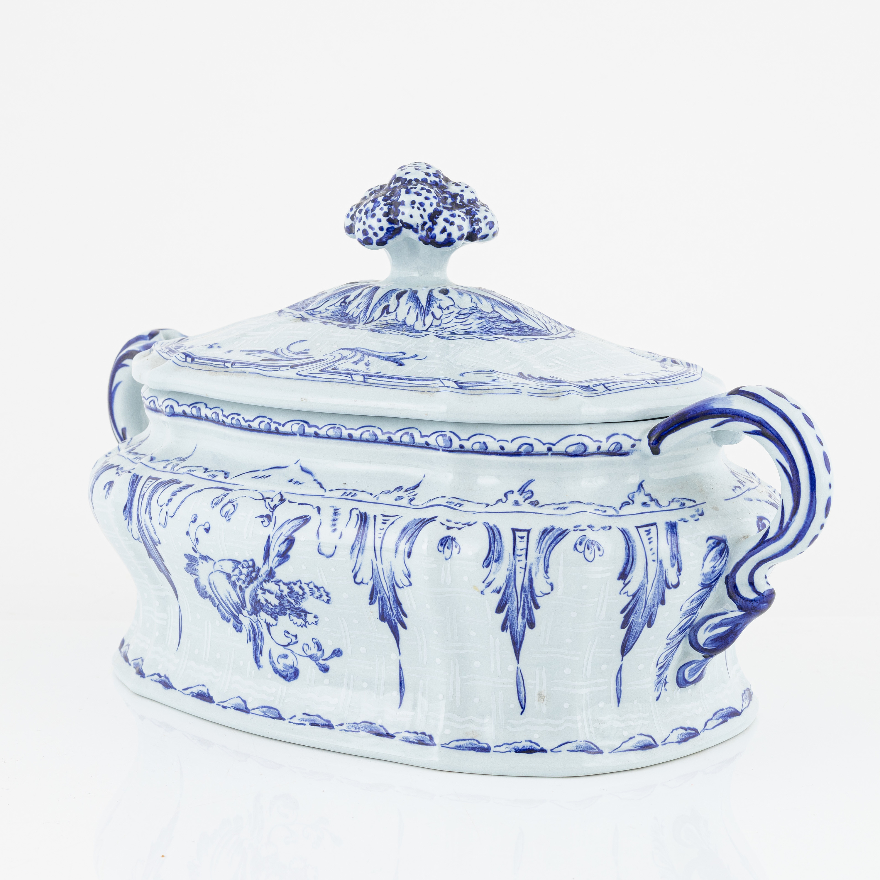 Terrin, porslin, efter original från 1758, Rörstrand, 1976. - Bukowskis