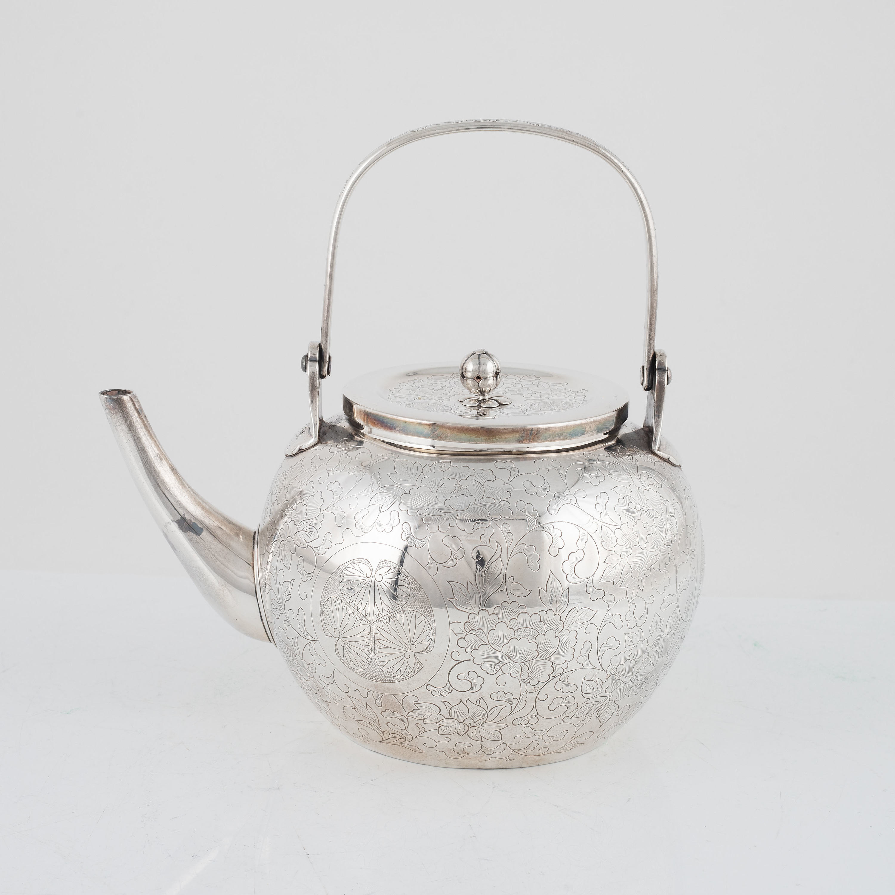 A Japanese Silver Teapot, second quarter of the 20th Century. - Bukowskis