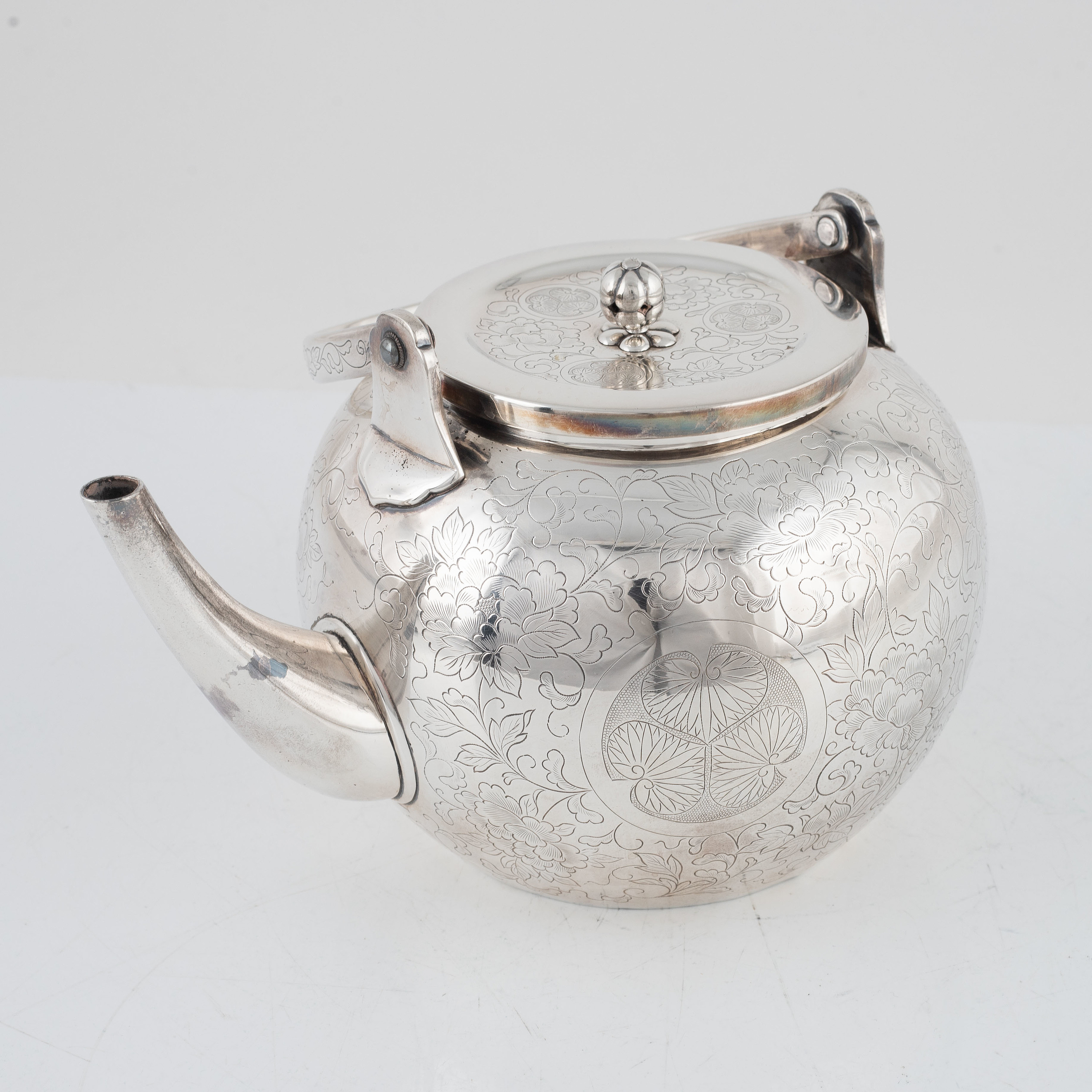 A Japanese Silver Teapot, second quarter of the 20th Century. - Bukowskis