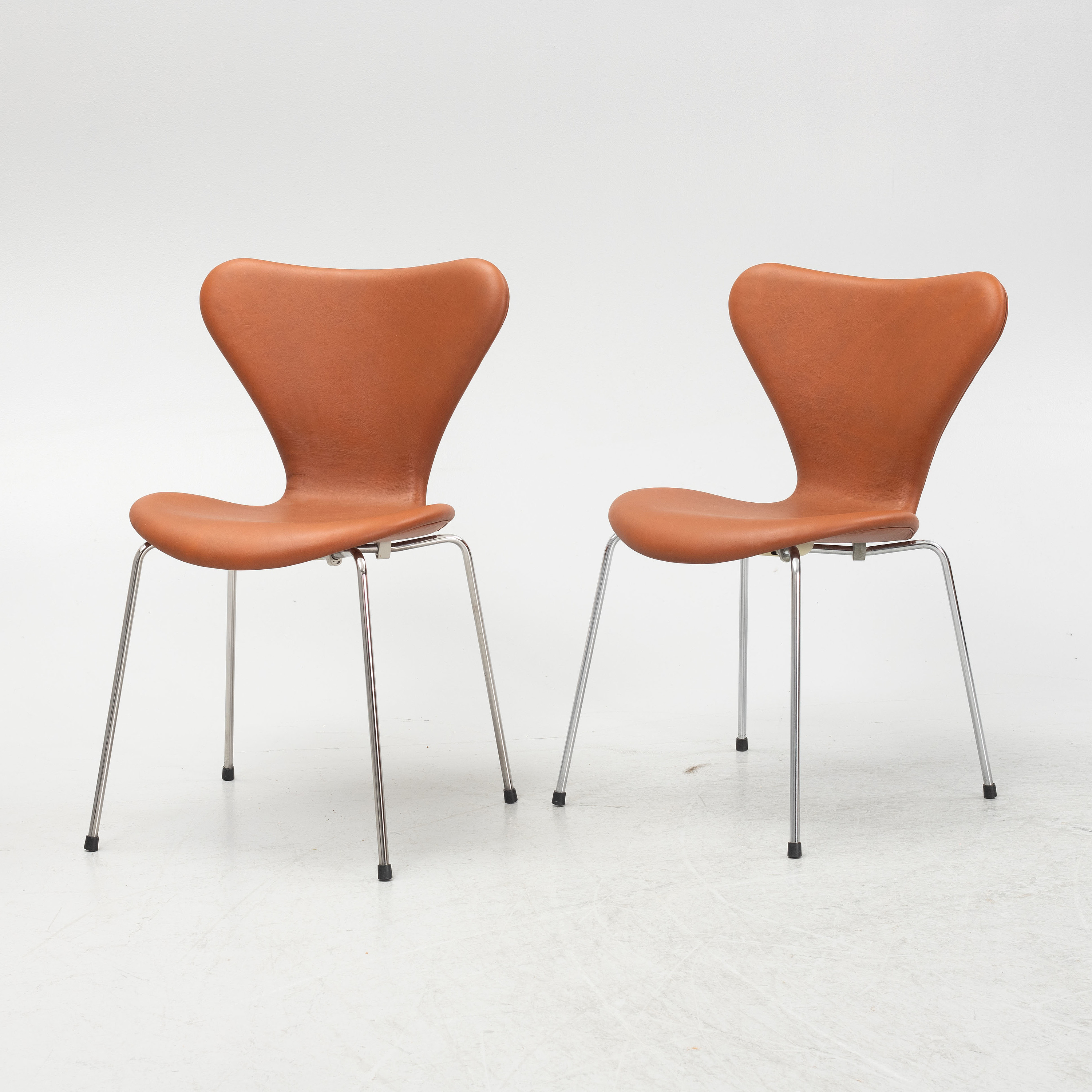 Arne Jacobsen, a set of six model 'Seven' chairs, Fritz Hansen, Denmark ...