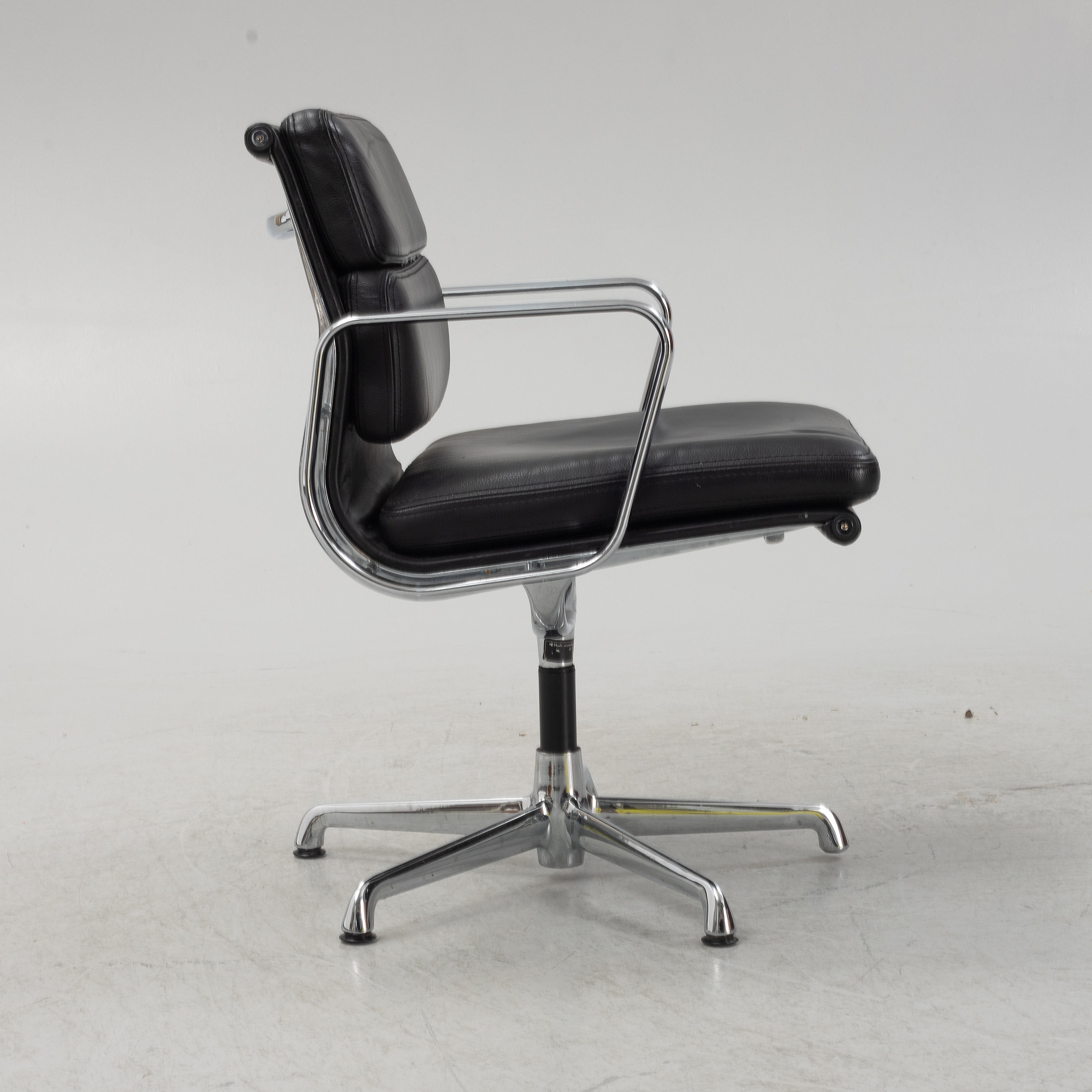 Charles & Ray Eames, kontorsstol, "Soft pad chair EA217", ICF, Italien ...