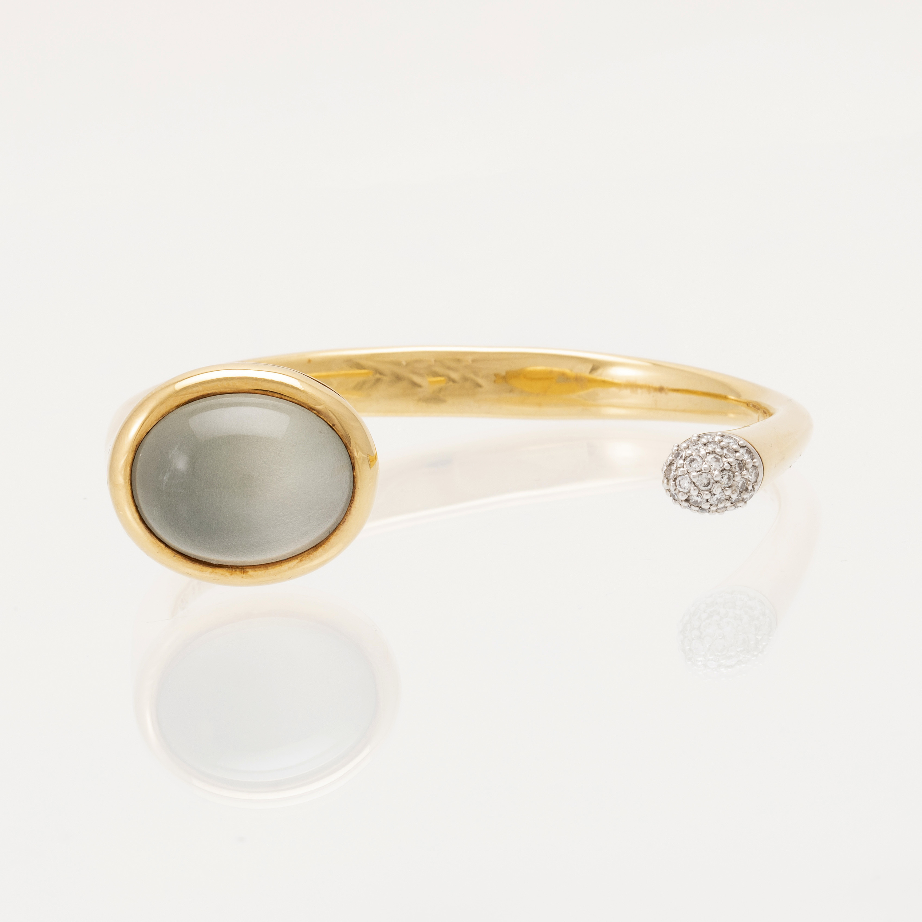 Ole Lynggaard, stelt armband "Emeli" 18K guld med en cabochonslipad ...