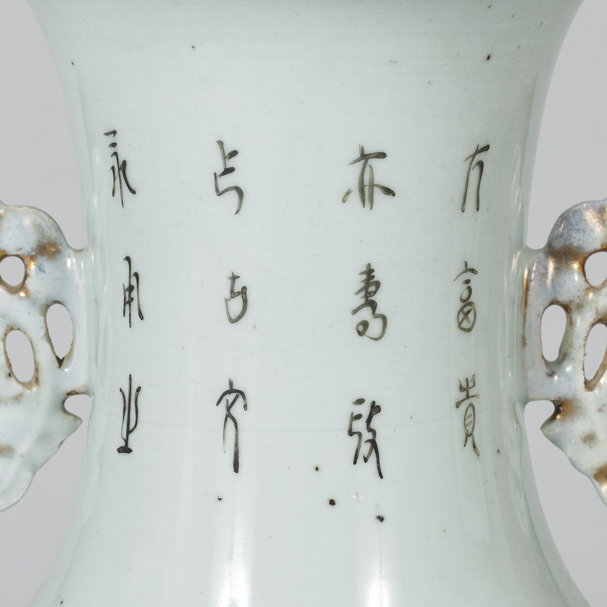 A Chinese porcelain vase by Wang Tong Shun, 20th Century. - Bukowskis