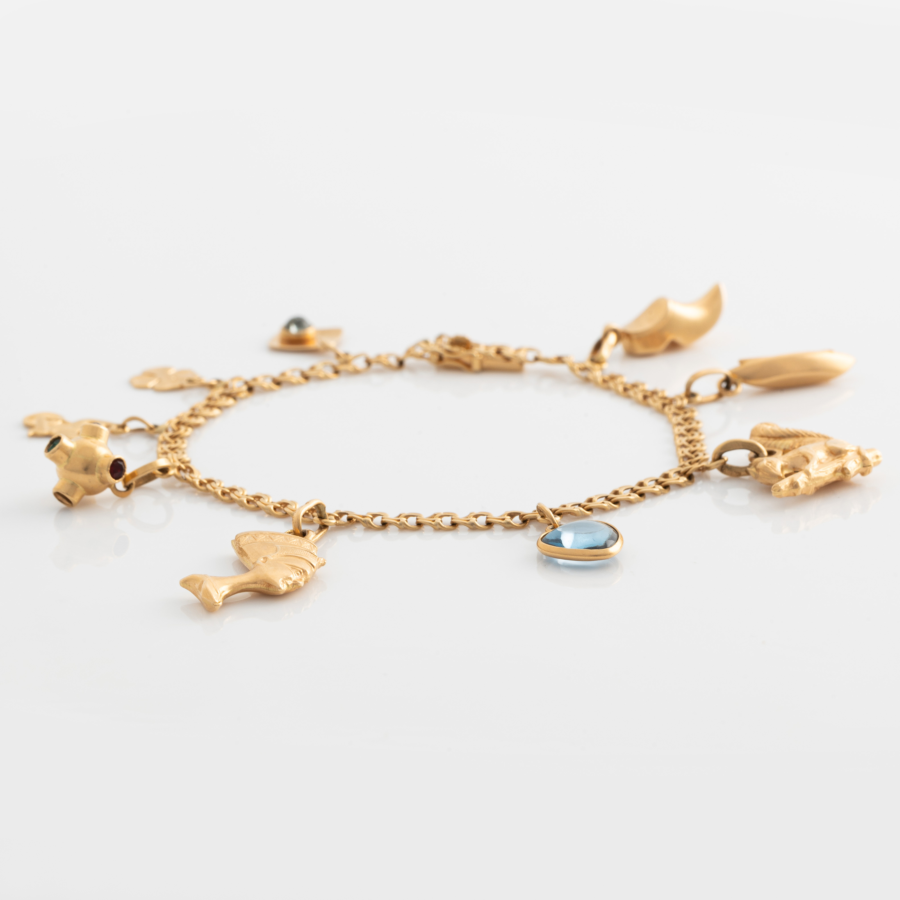 Armband med berlocker 18K guld. - Bukowskis