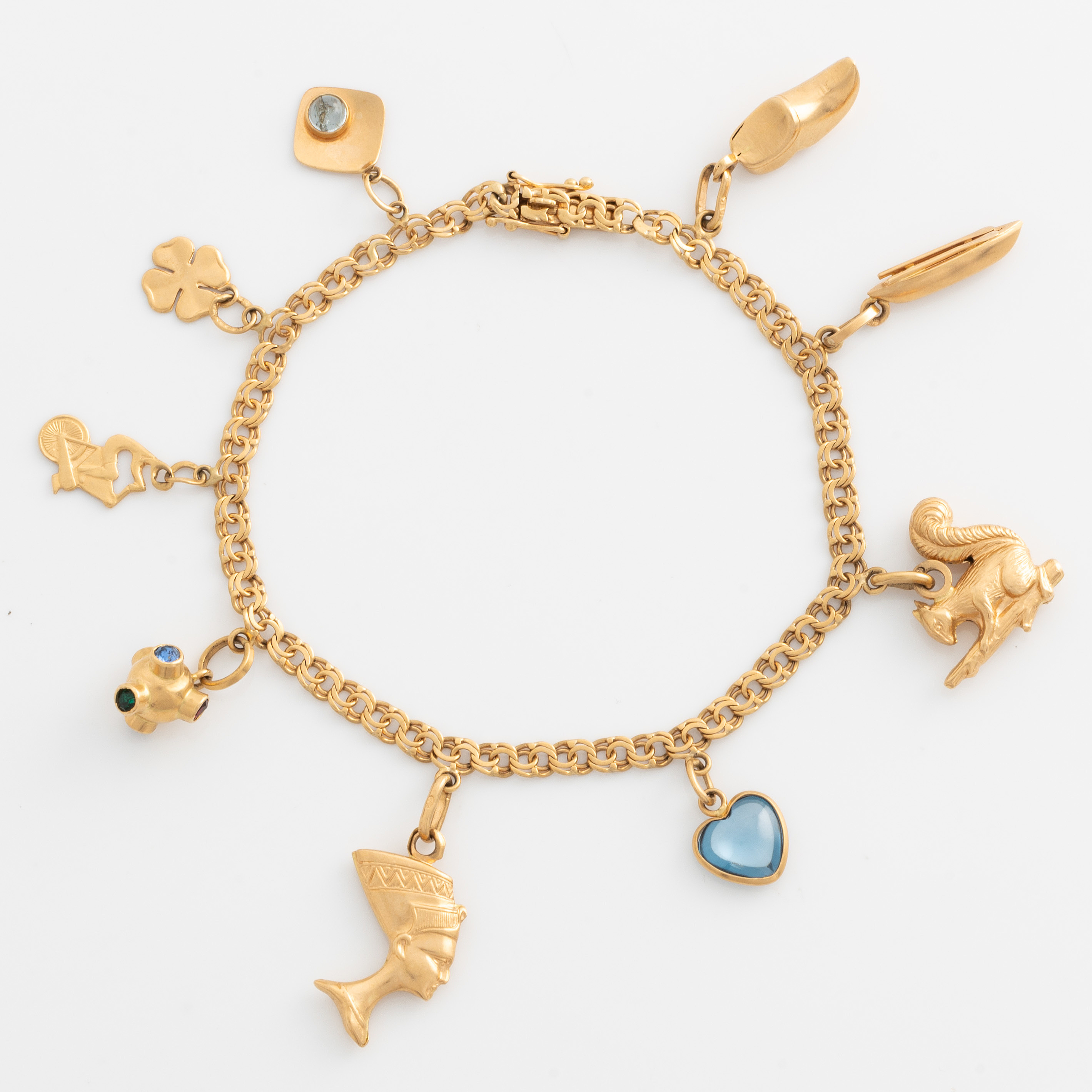 Armband med berlocker 18K guld. - Bukowskis